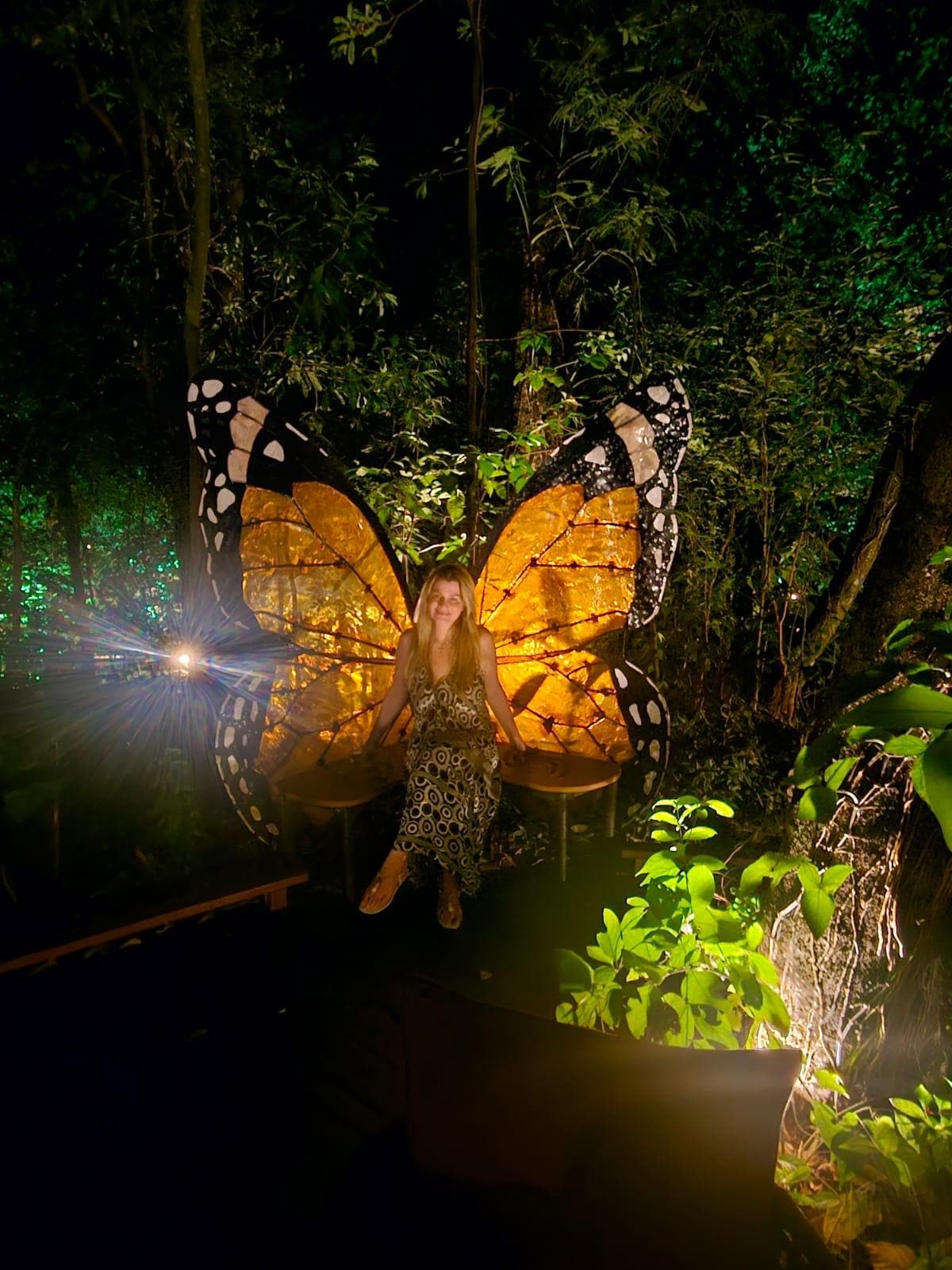 Parte externa do Restaurante,  A Adega é uma Lagarta e se transforma em Borboleta.