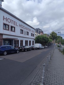 Ansicht des Hotelgebäudeteils mit Tagungsräumen, zugewandt zum Main