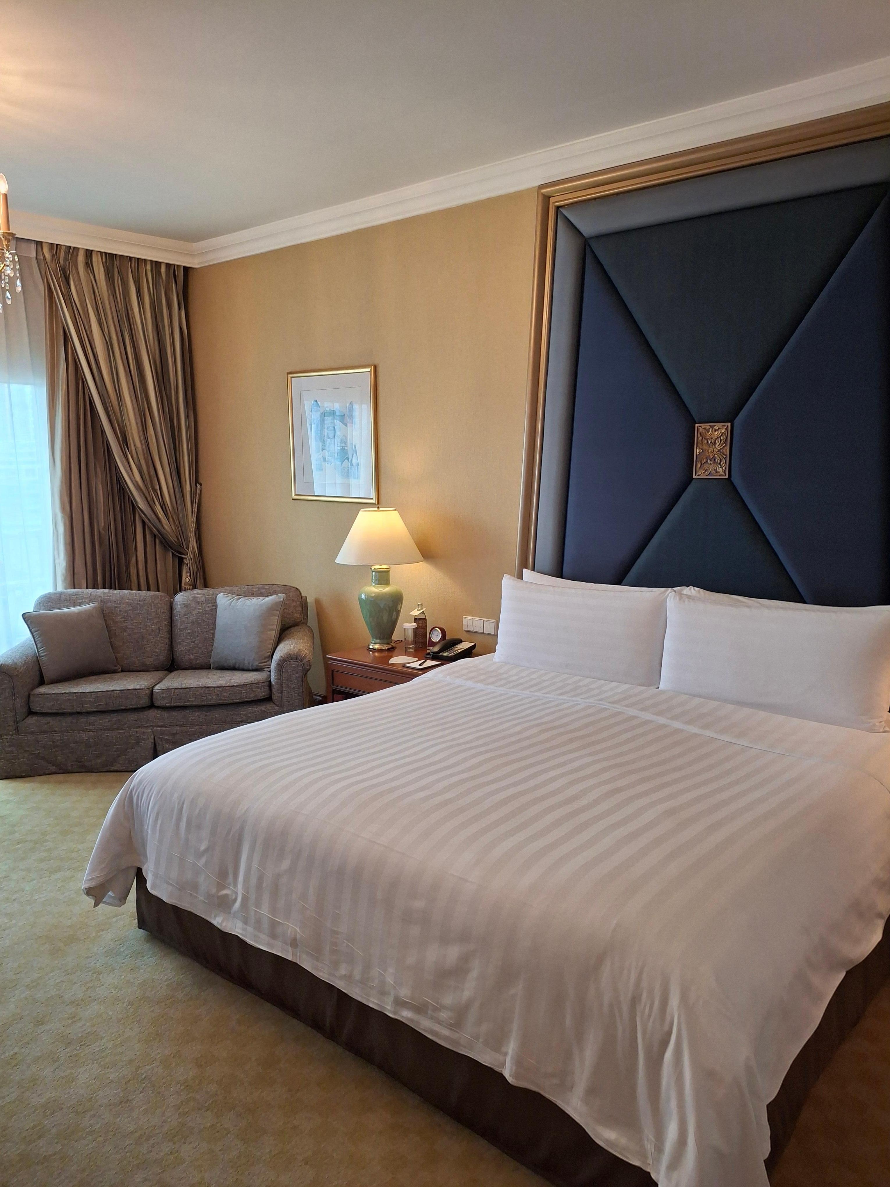 Hyvä leveä sänky.