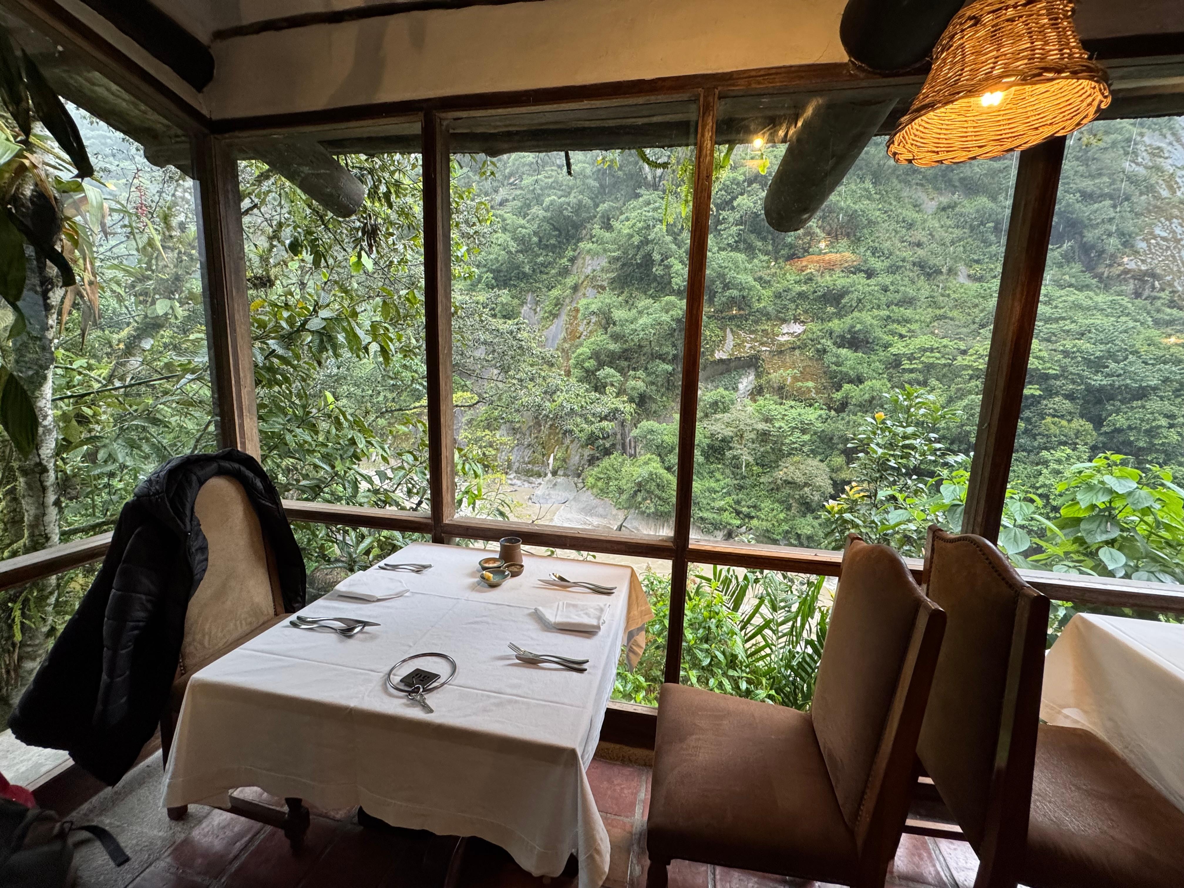Café da manhã com vista para o rio Urubamba