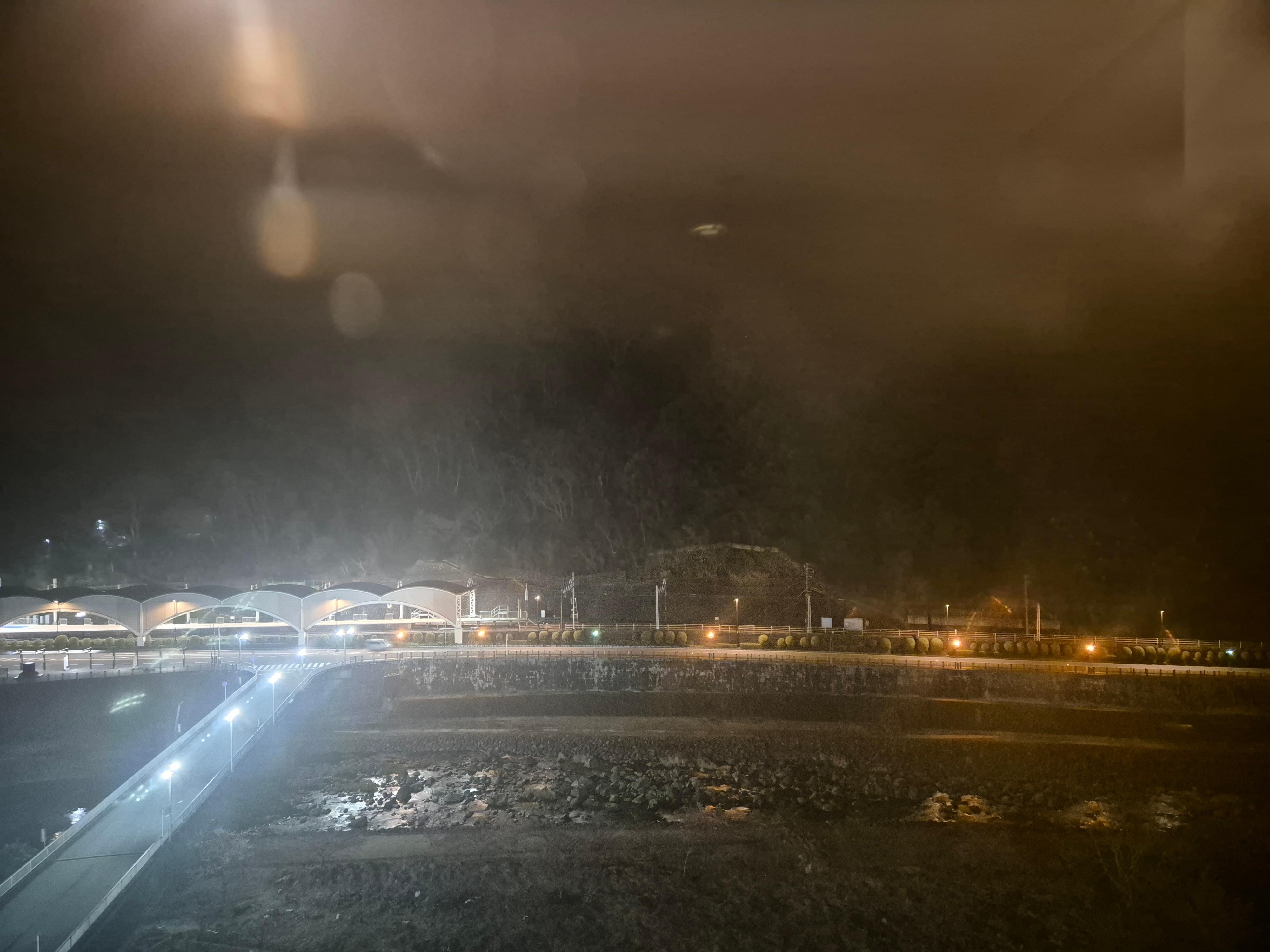 기차가 보이는 야경이 정겨워요