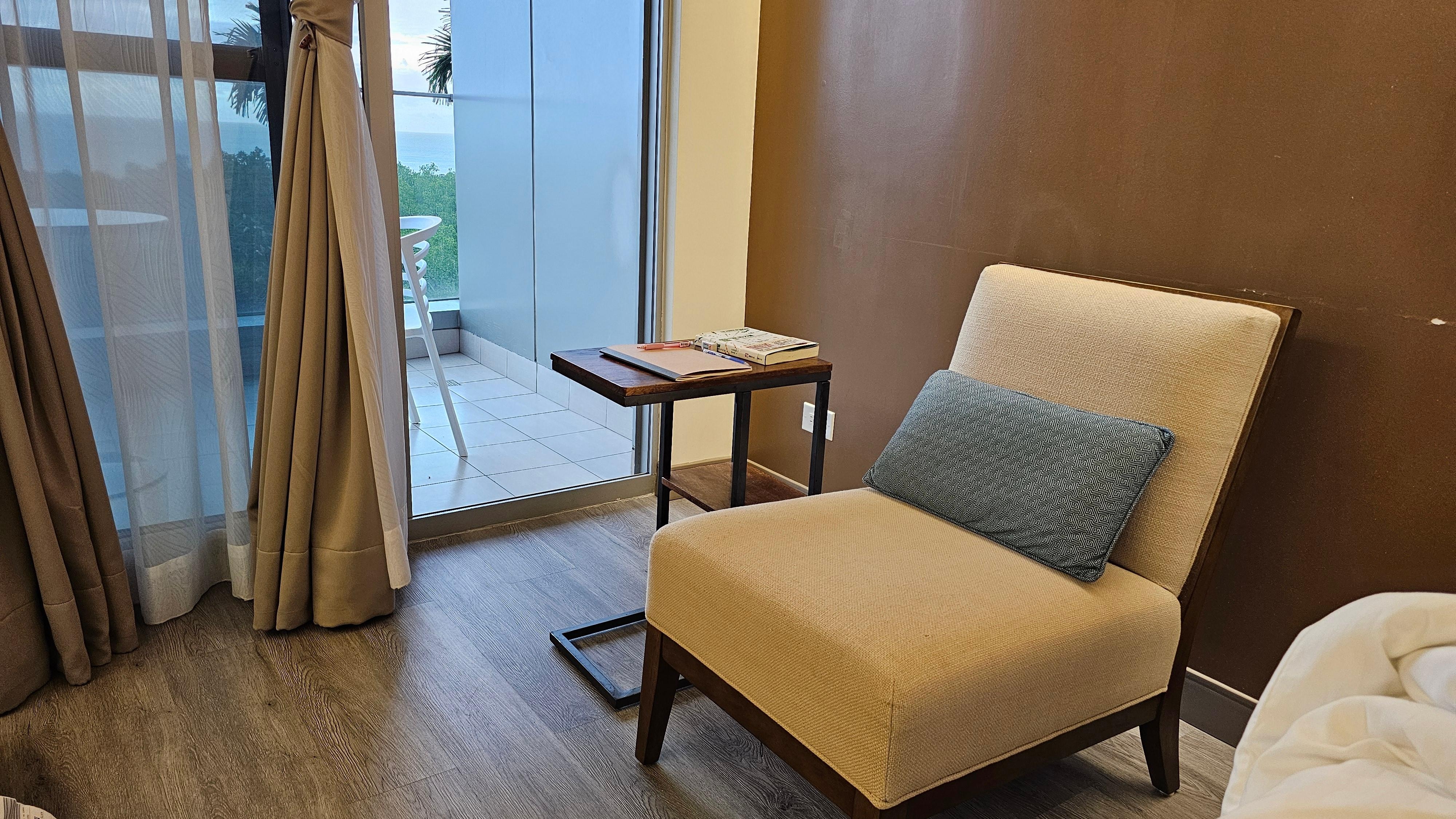 這沙發和邊桌是這次住宿最意外的驚喜，滿足了我想邊看海邊看書的期待