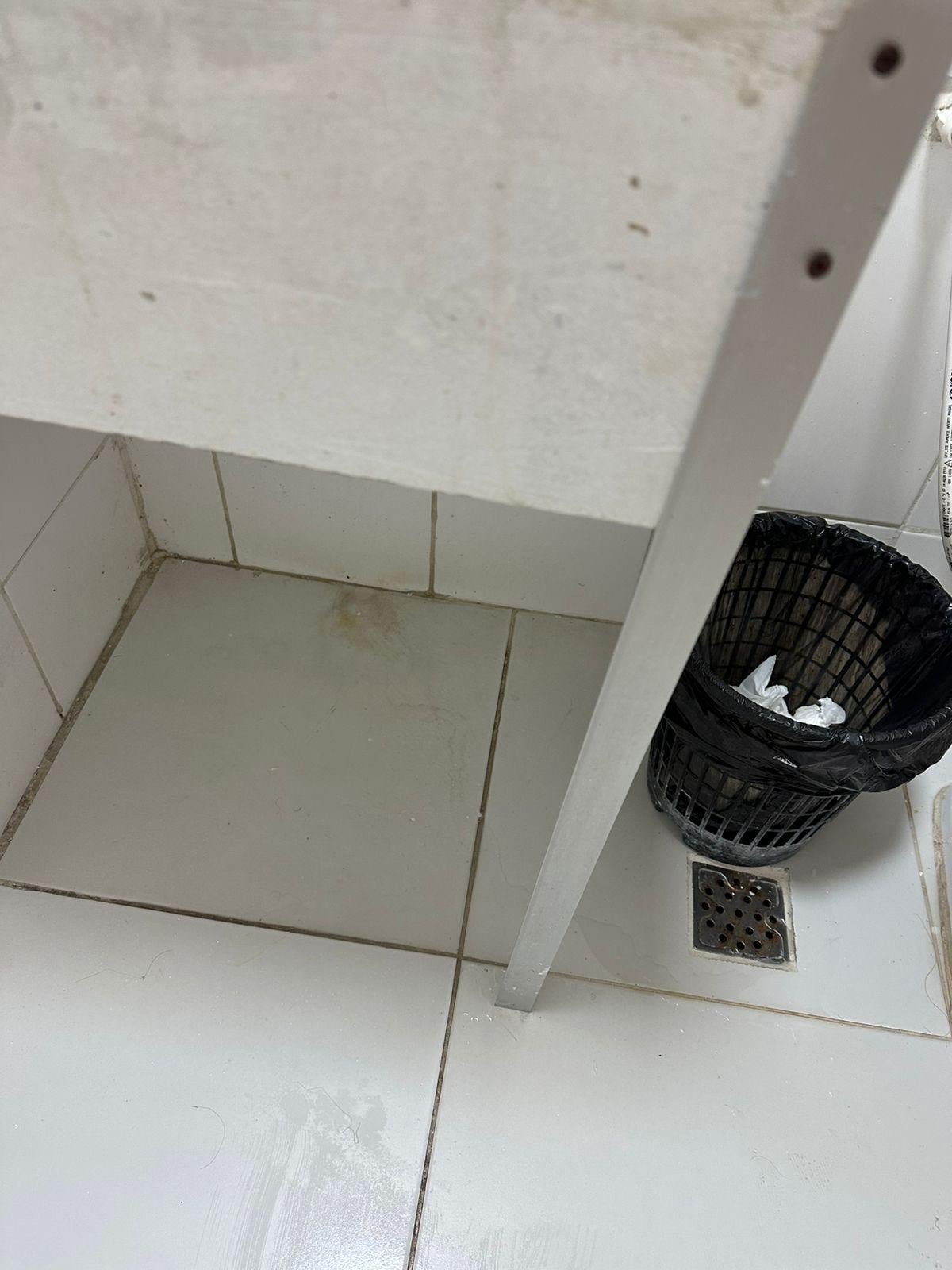 Banheiro sujo , a janela não abria, fedia a urina e mofo.