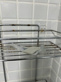 Sobra de sabonete usado no banheiro.