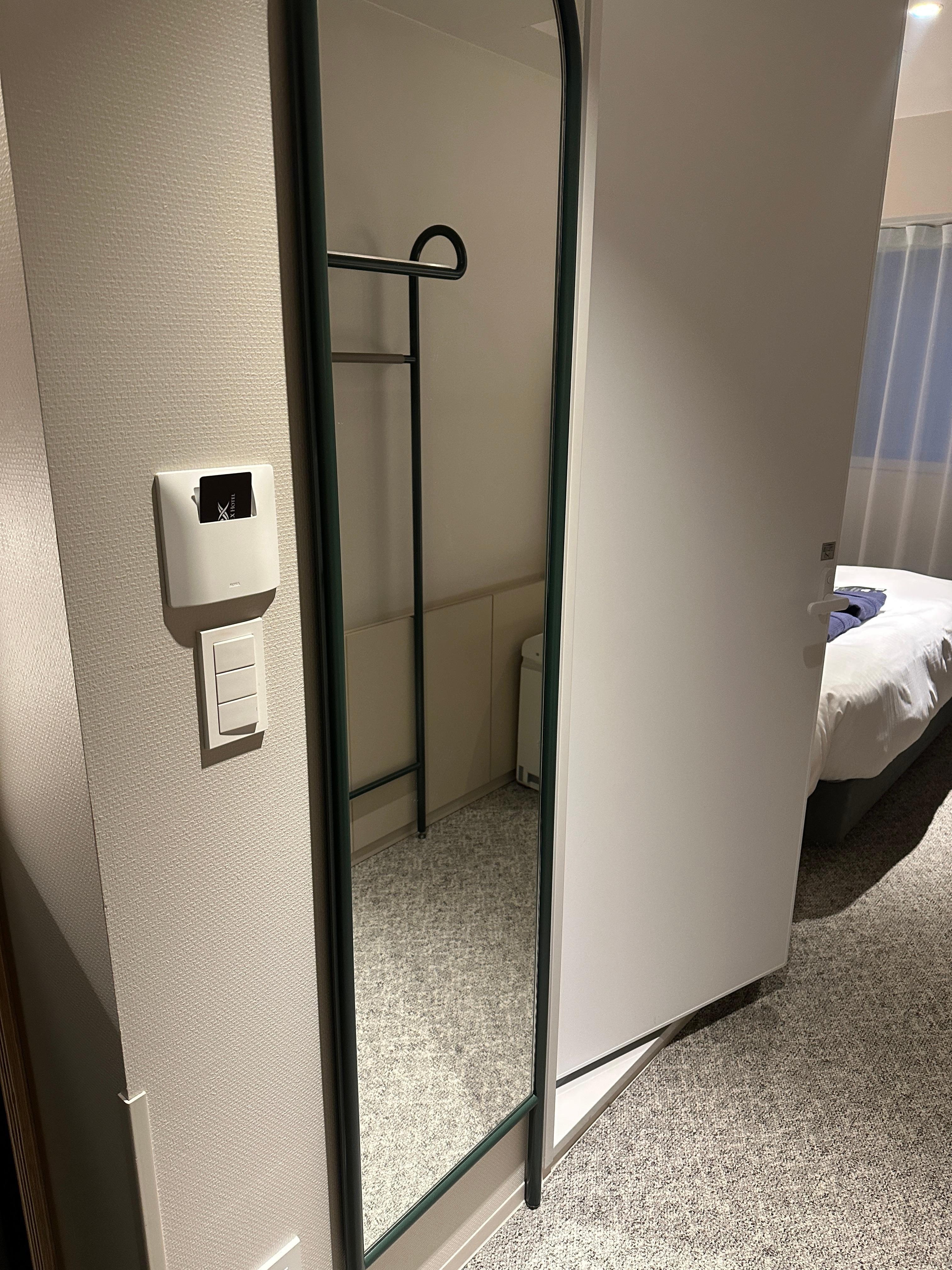 입구의 전신거울