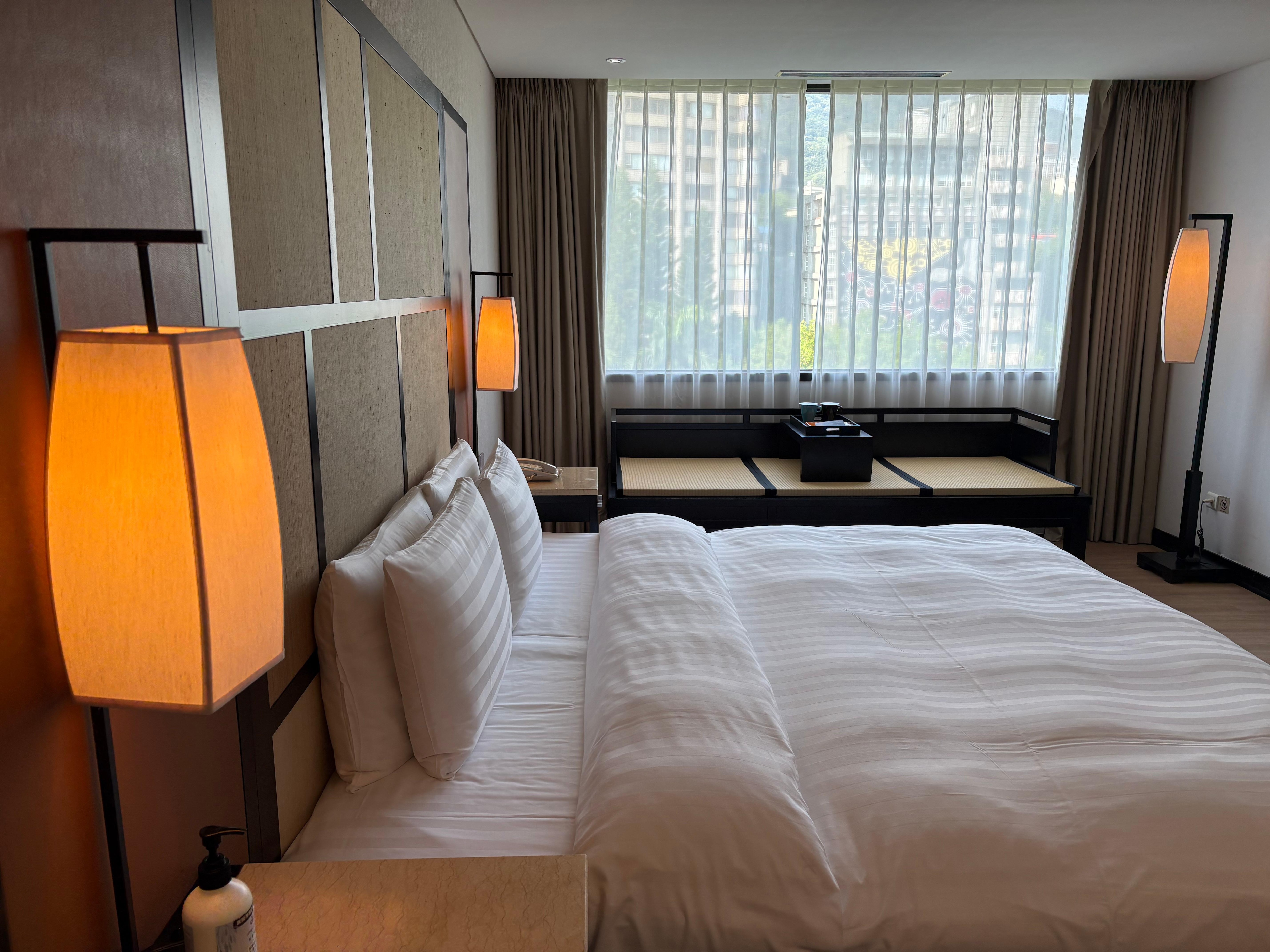 룸이 넓고 다다미같은 창문옆 의자? 너무 편하고 좋아요