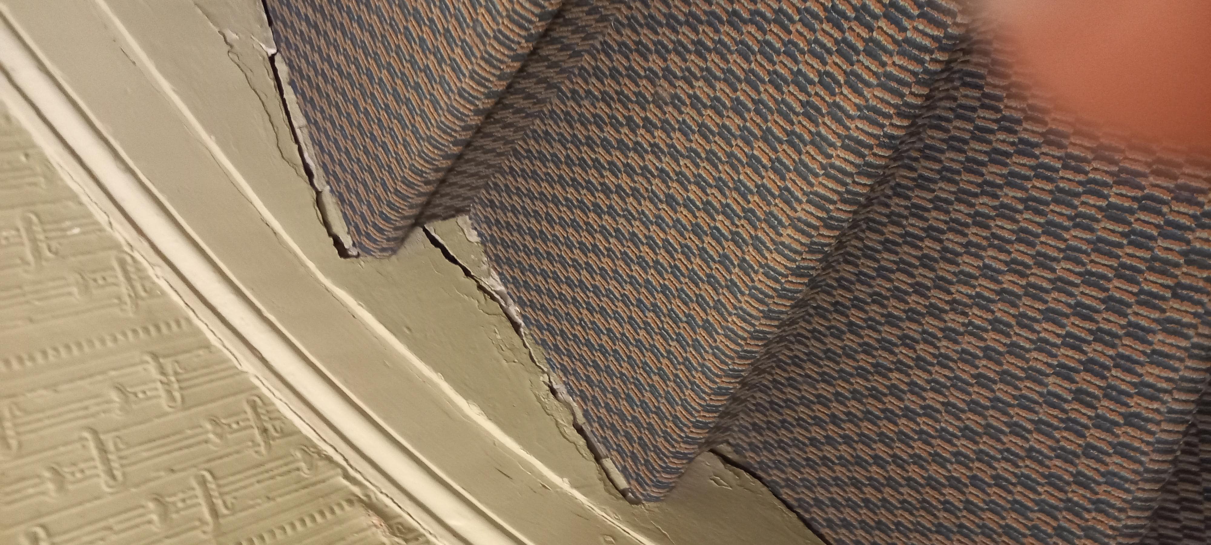 Estado de uma das escadas que leva ao quarto.