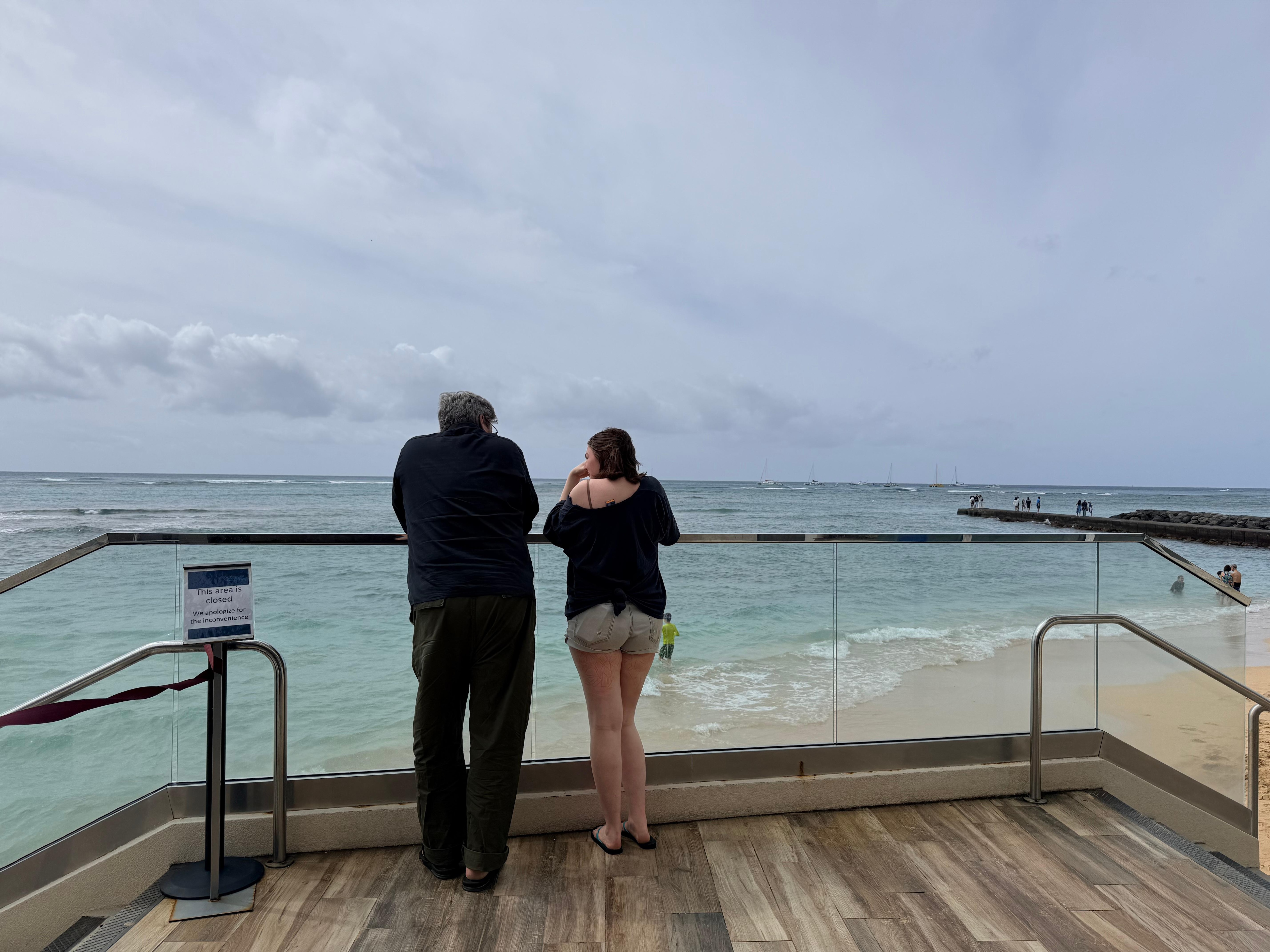 Ocean at back
Of hotel