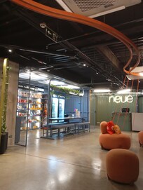 O ambiente é legal, mas parece um empresarial no começo. O modelo deles de não possuir produtos do frigobar e disponibilizar-los para compra é muito bom. No geral é bom para solteiros e casais de curta estadia.