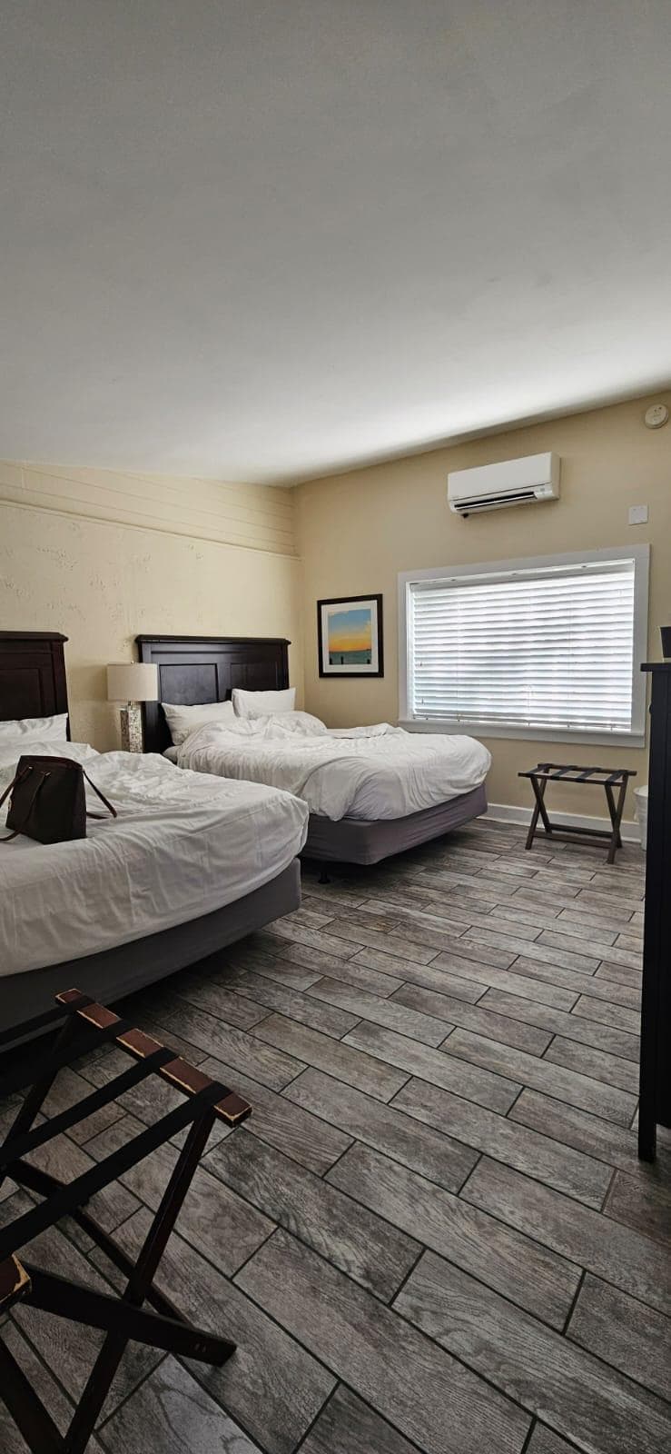 Quarto enorme com cama confortável e ar condicionado super silencioso.