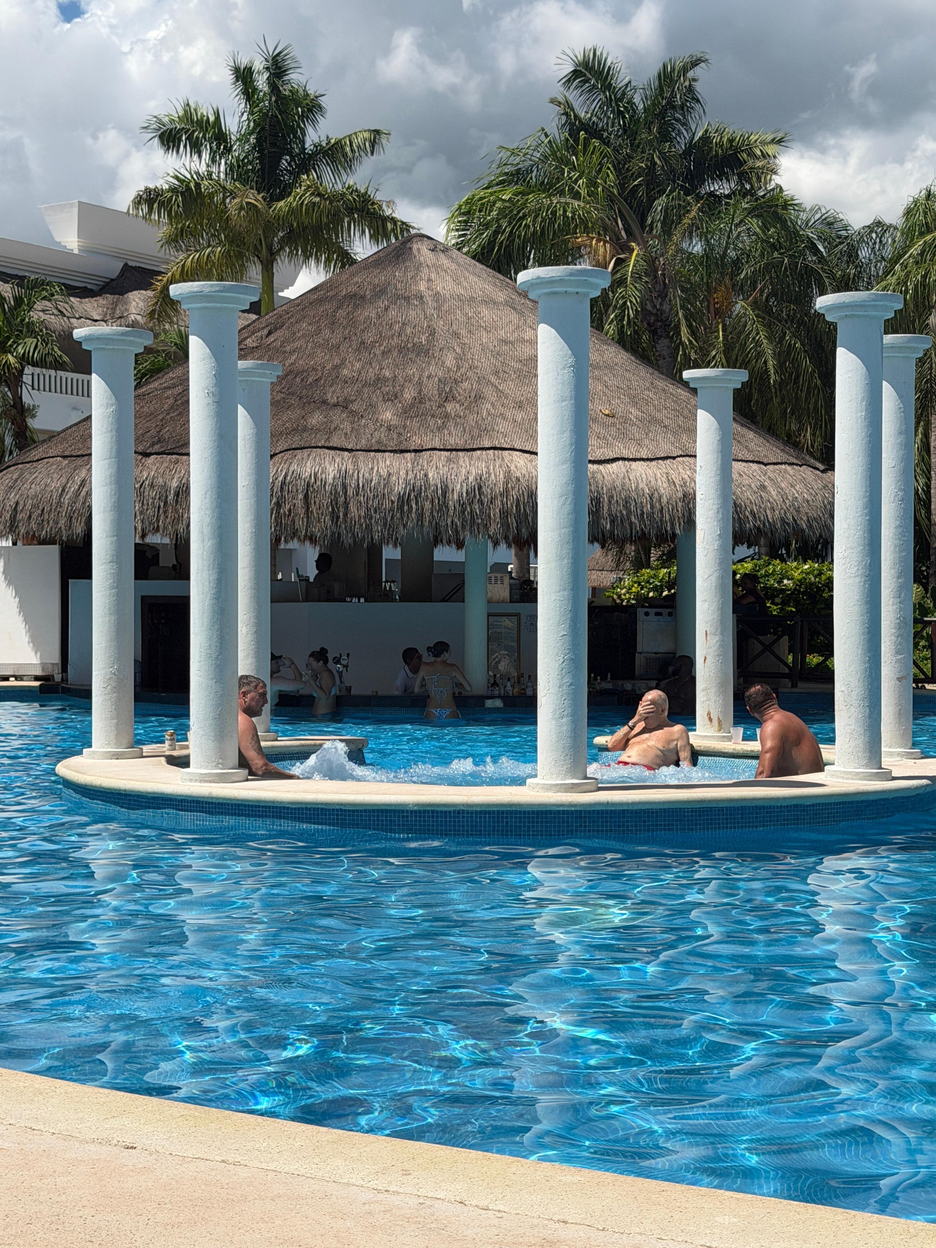 Pools stayed clean and temperatures were perfecto! 