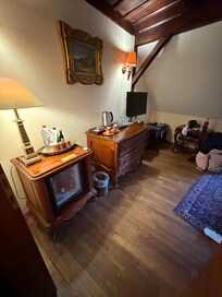 Additional bedroom accessory furniture.