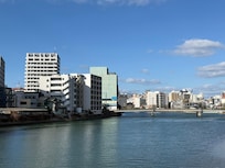 왼쪽에 보이는 첫 번째 흰색 6층 건물