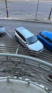 Aracınızı göz önünde park edebilmek ve bavullarla çok yürümemek bir artıydı.