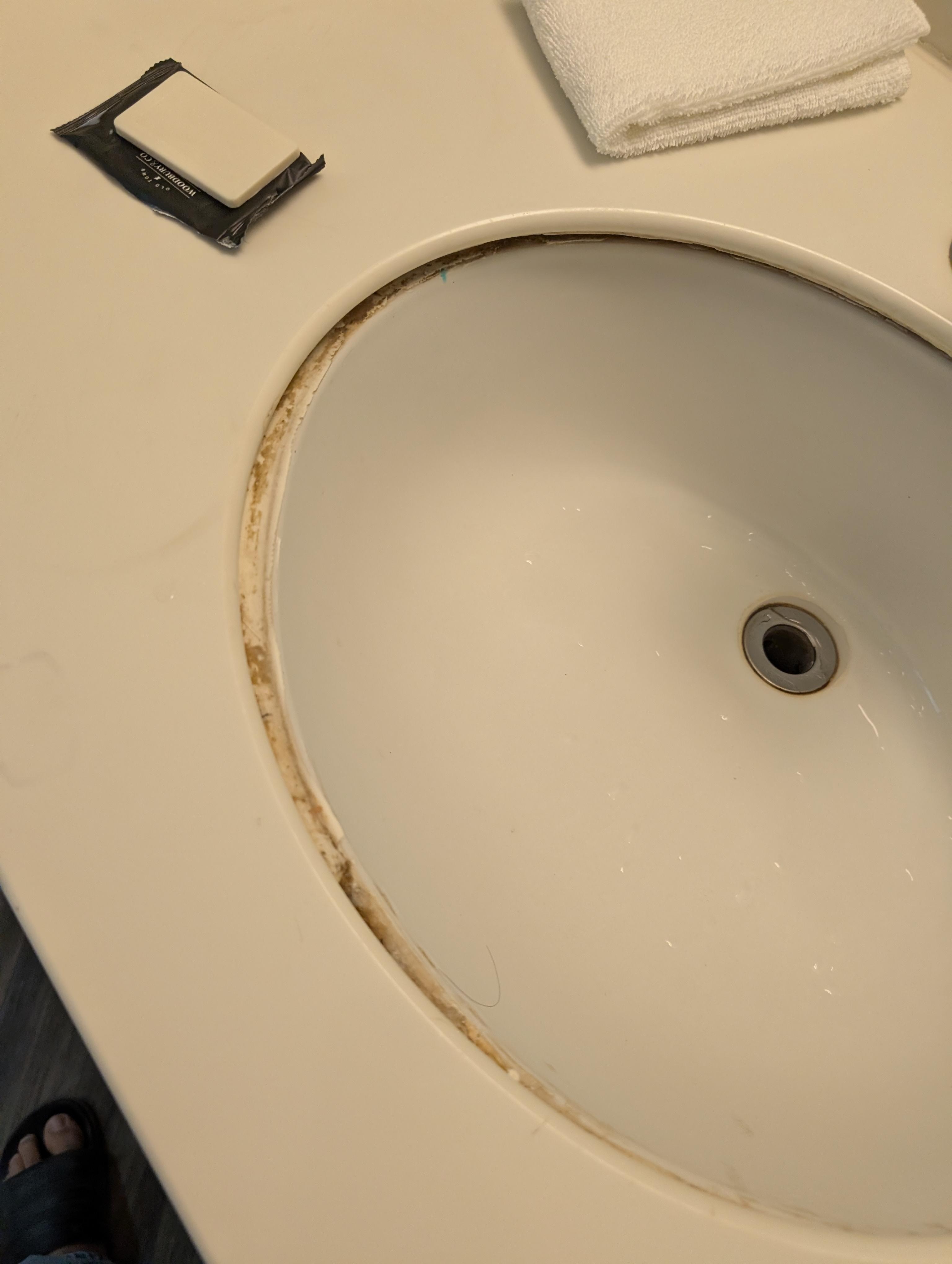 Damaged sink with no stopper. Absolutely sick. 