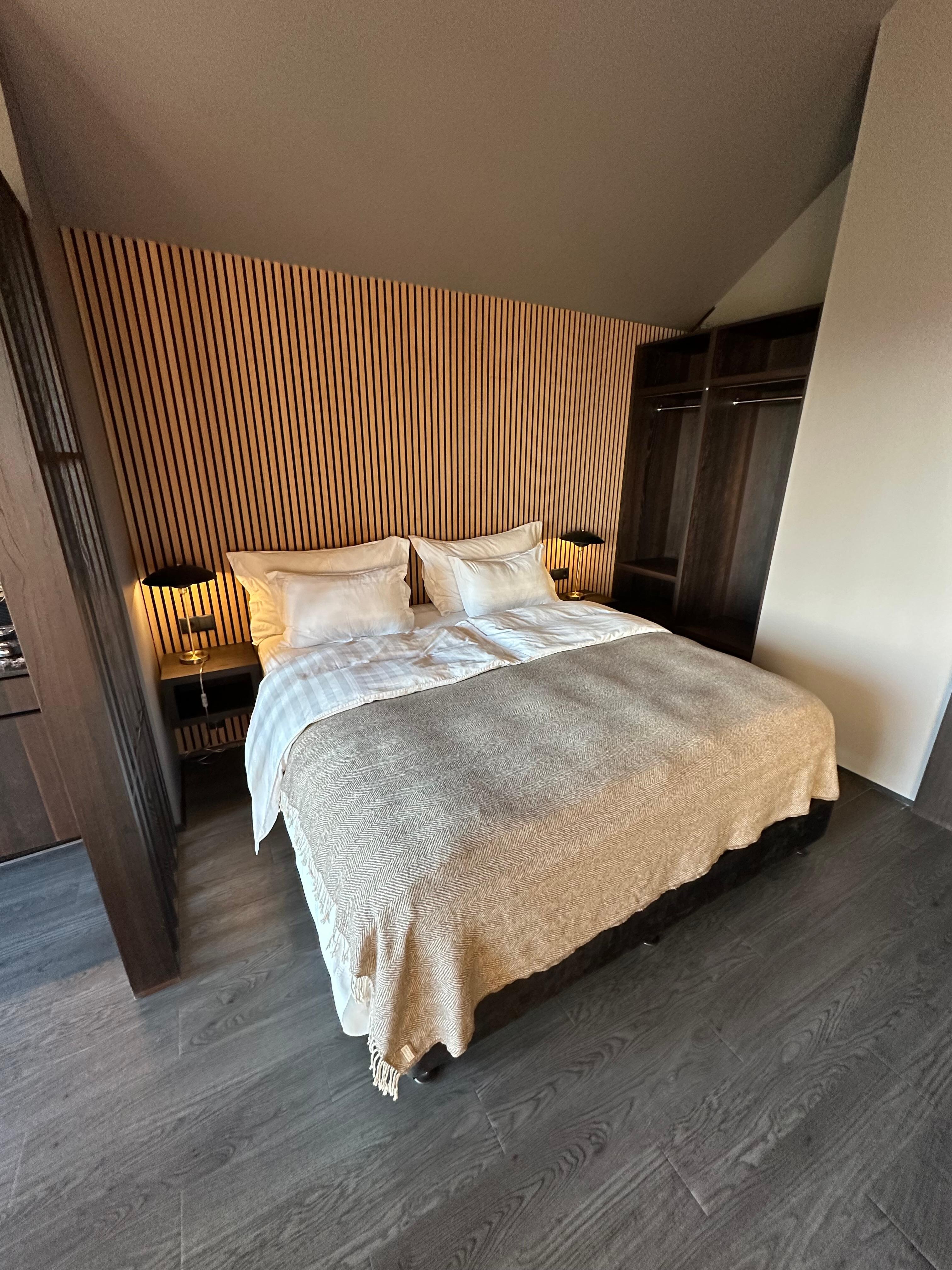 Very comfy king bed.
