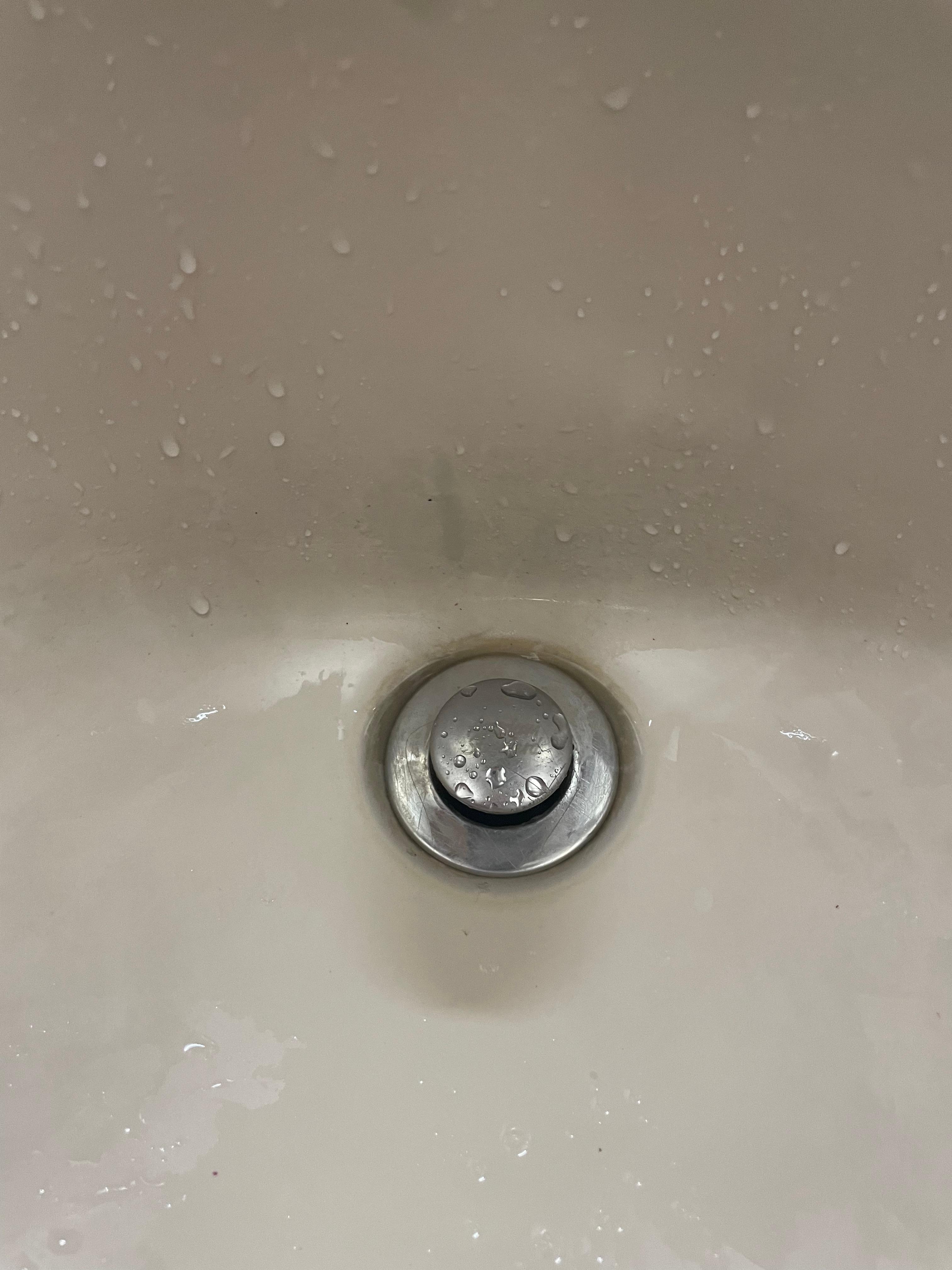 Sin limpieza en el lavamanos. 