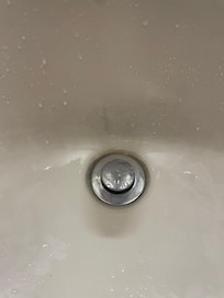 Sin limpieza en el lavamanos.