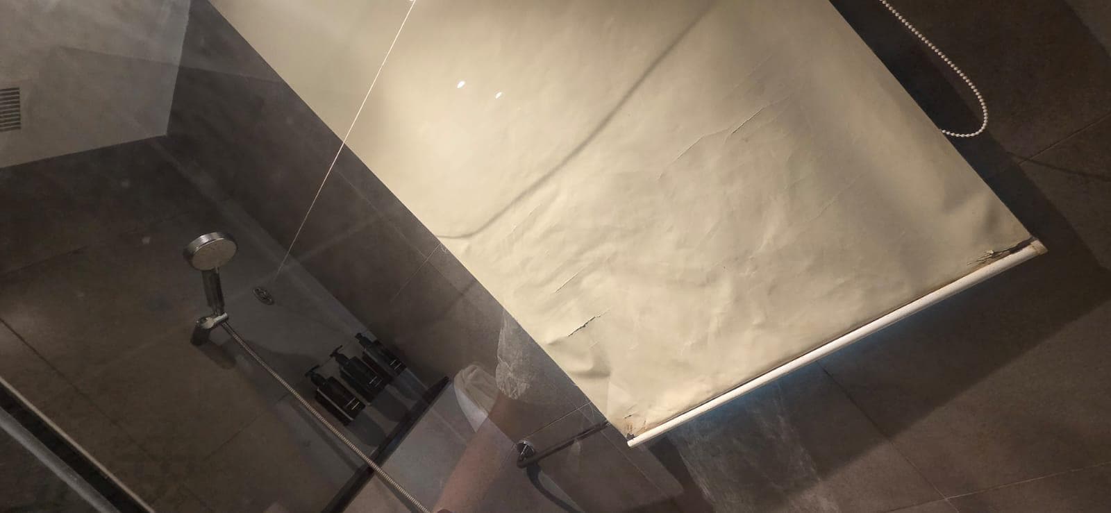 poor screen quality, not covering due to rod.