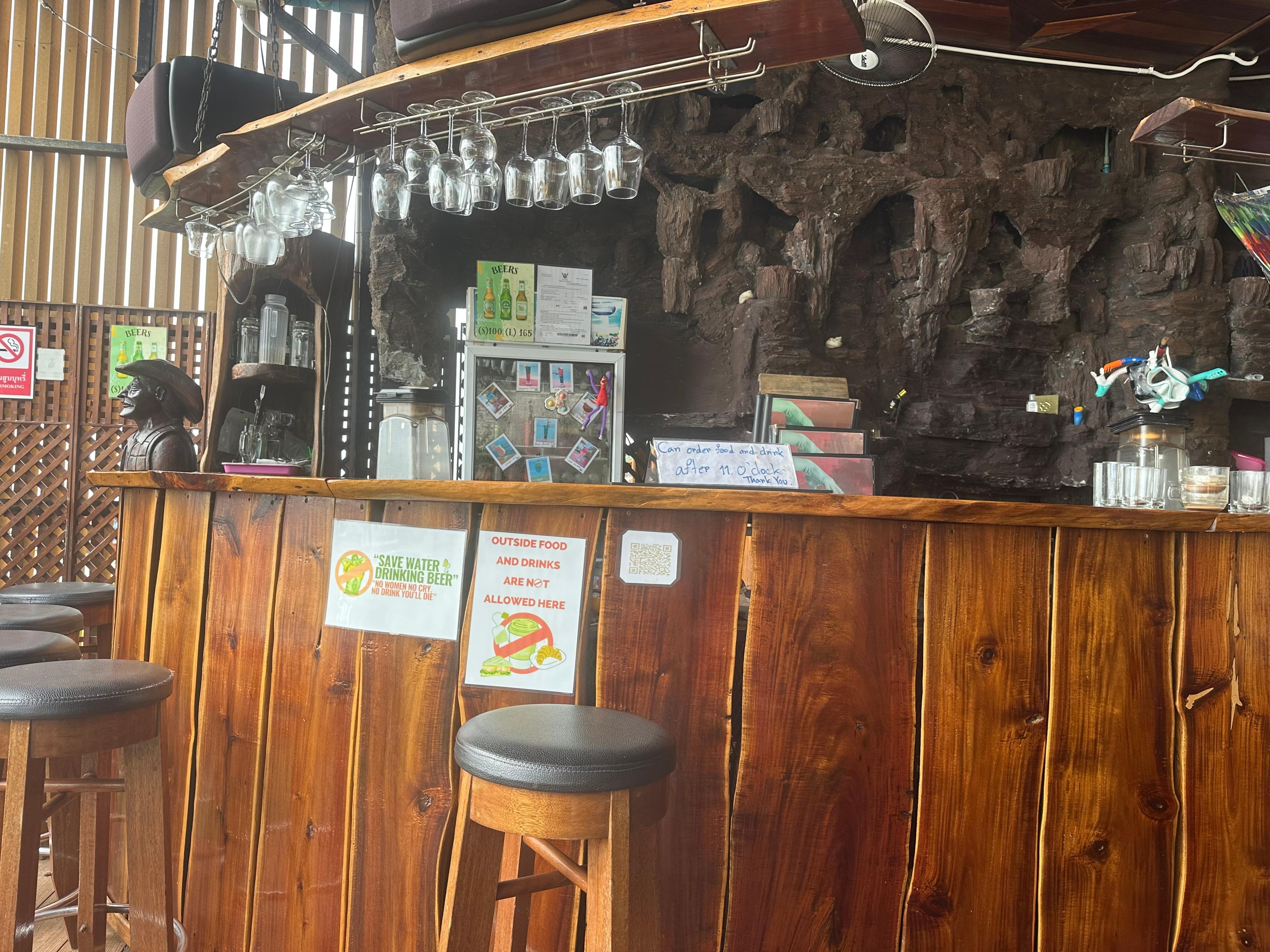 The bar set up does not reflect the Hotels.com images