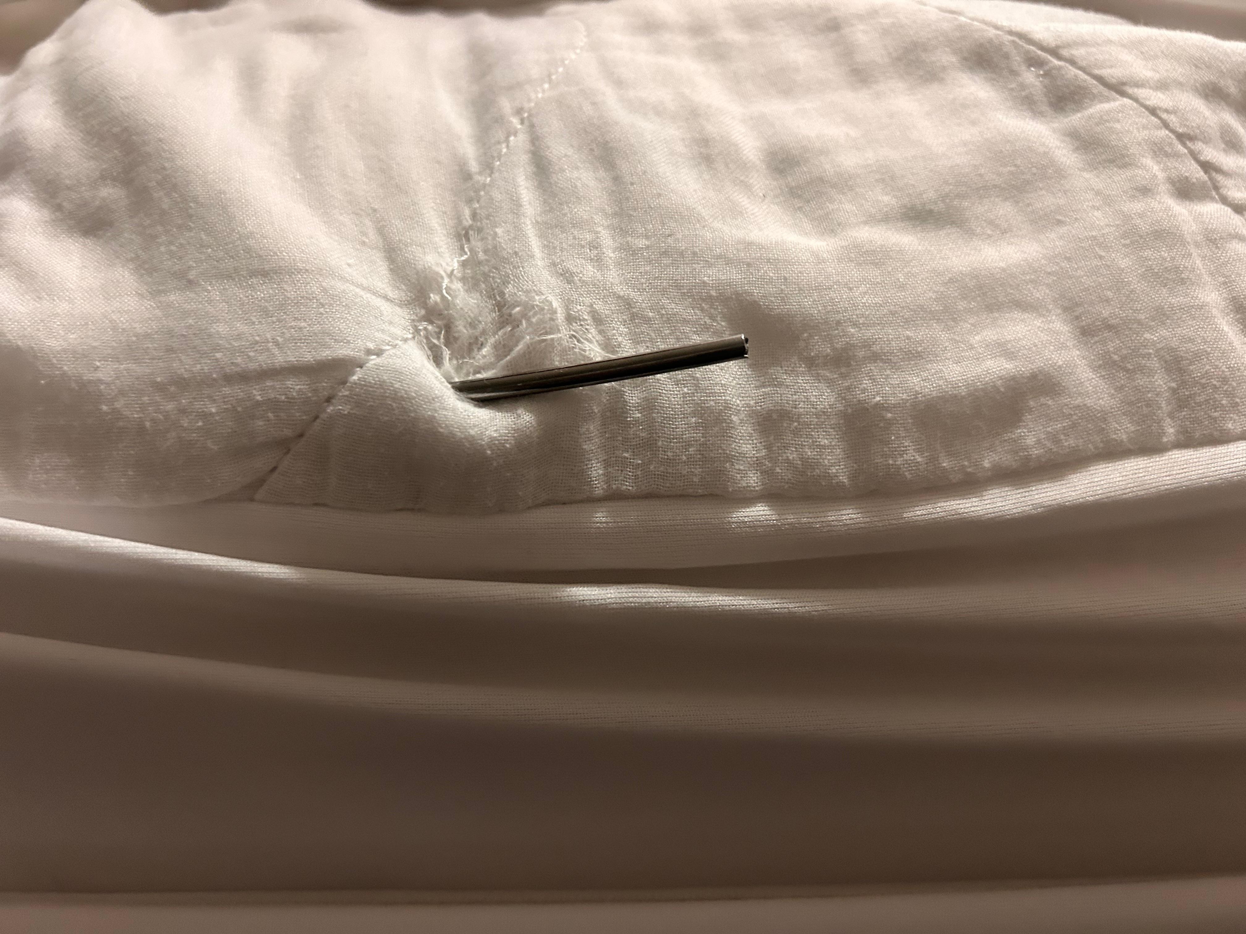 Barre en fer qui sort du lit