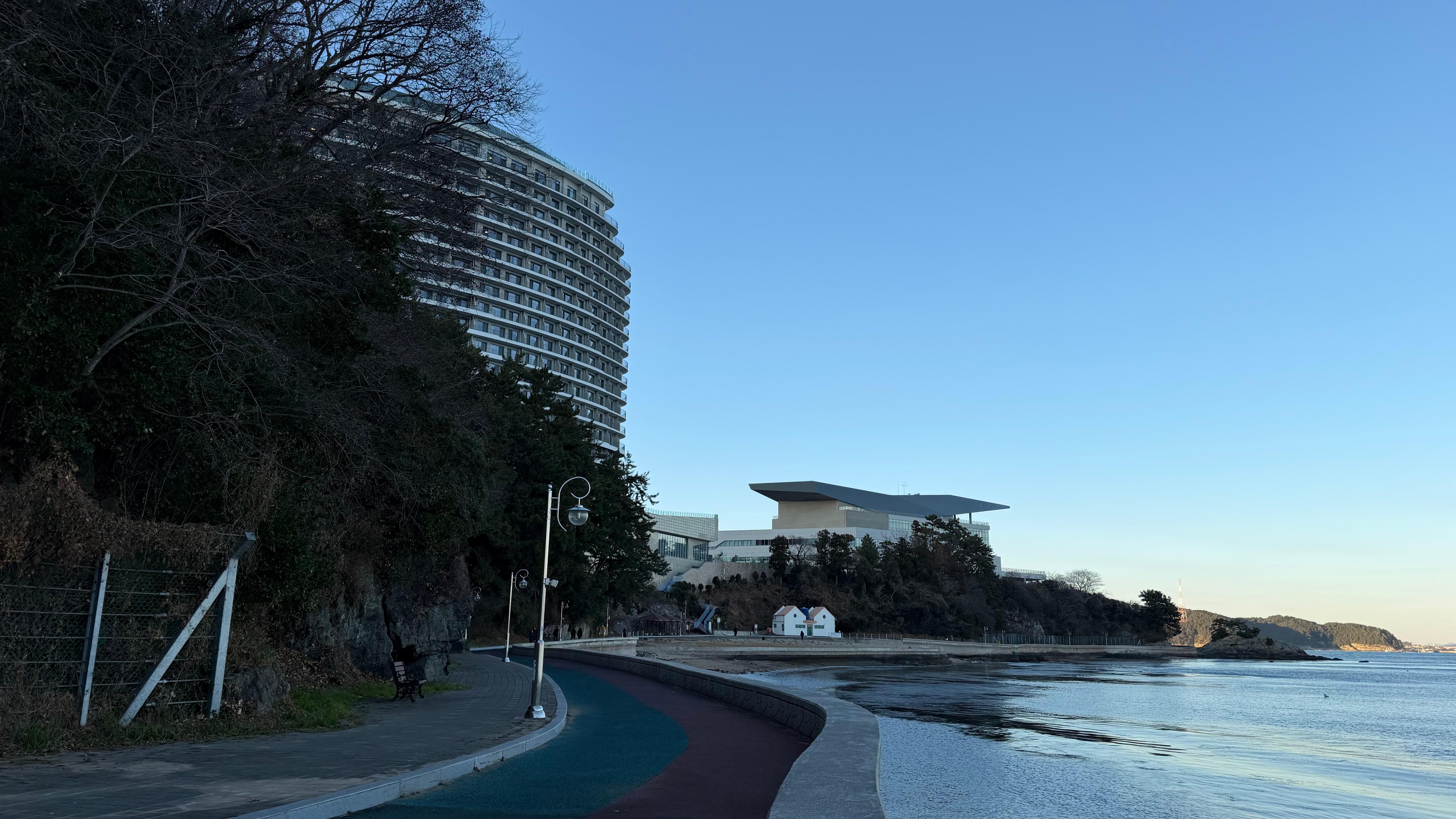 산책로에서 찍은 호텔