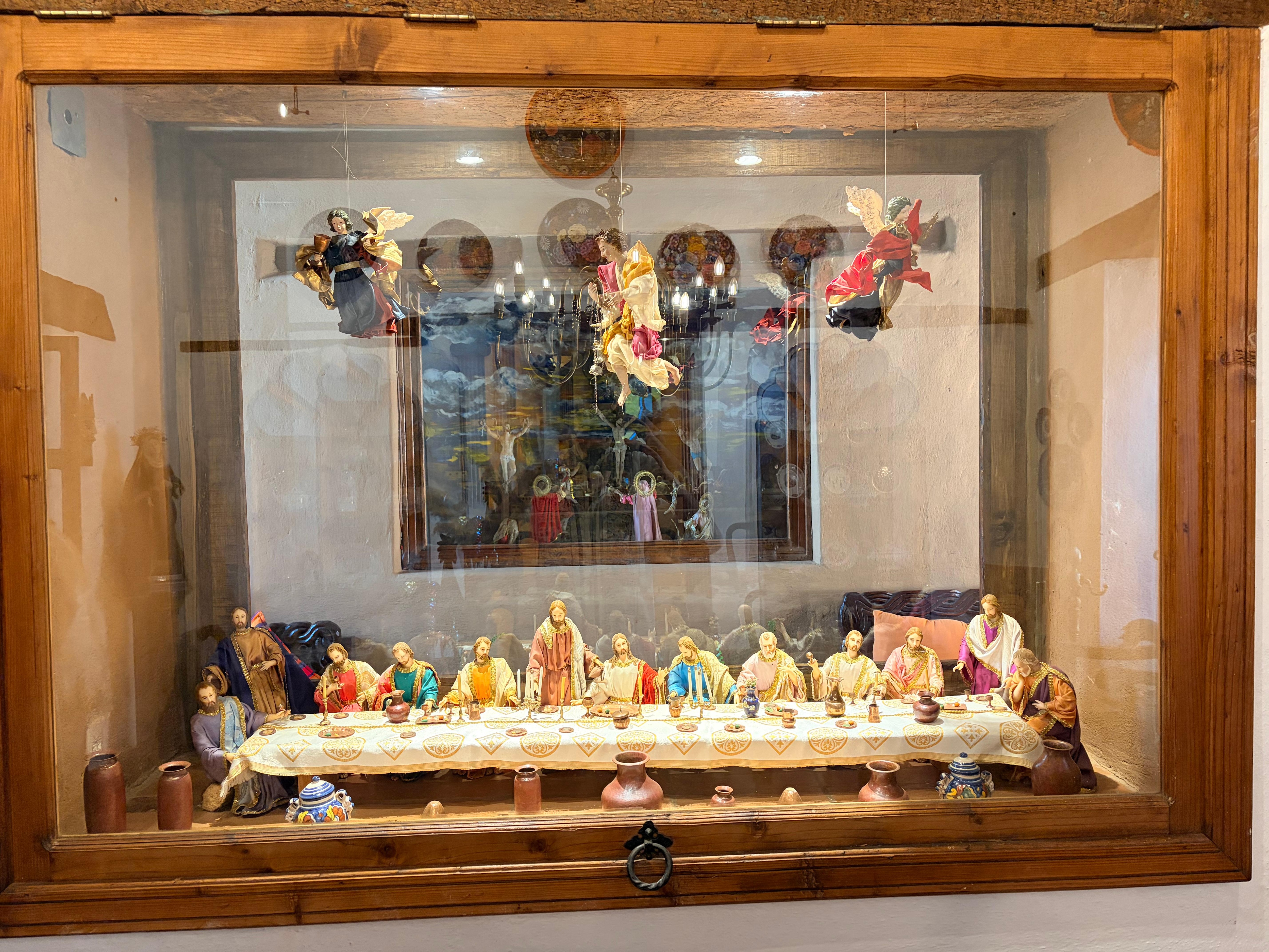En un comedor de época y excelente, la más original y hermosa representación de la última cena que he visto 