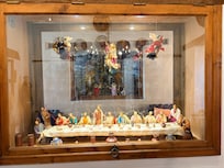 En un comedor de época y excelente, la más original y hermosa representación de la última cena que he visto