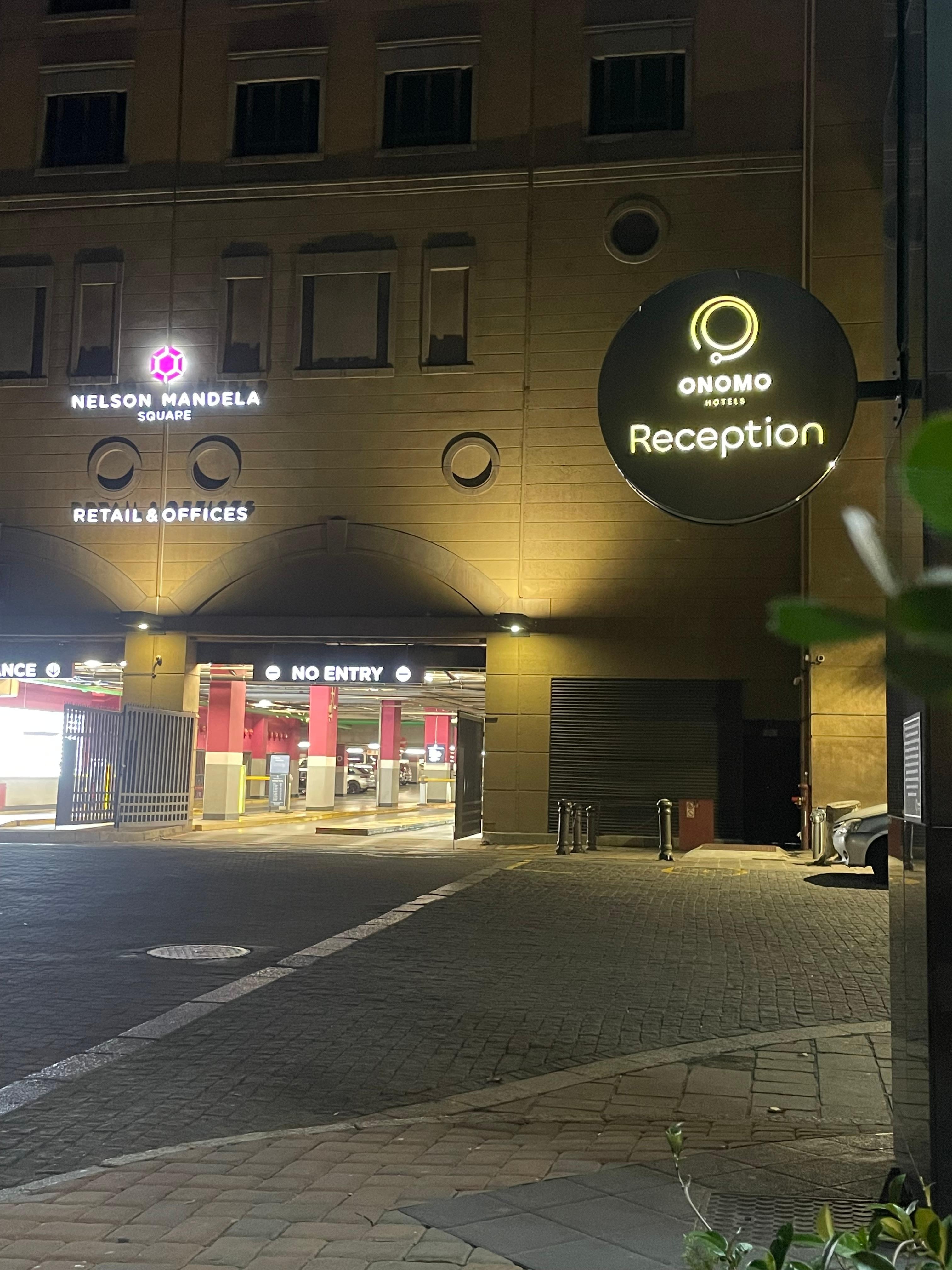 uma das entradas mandela square