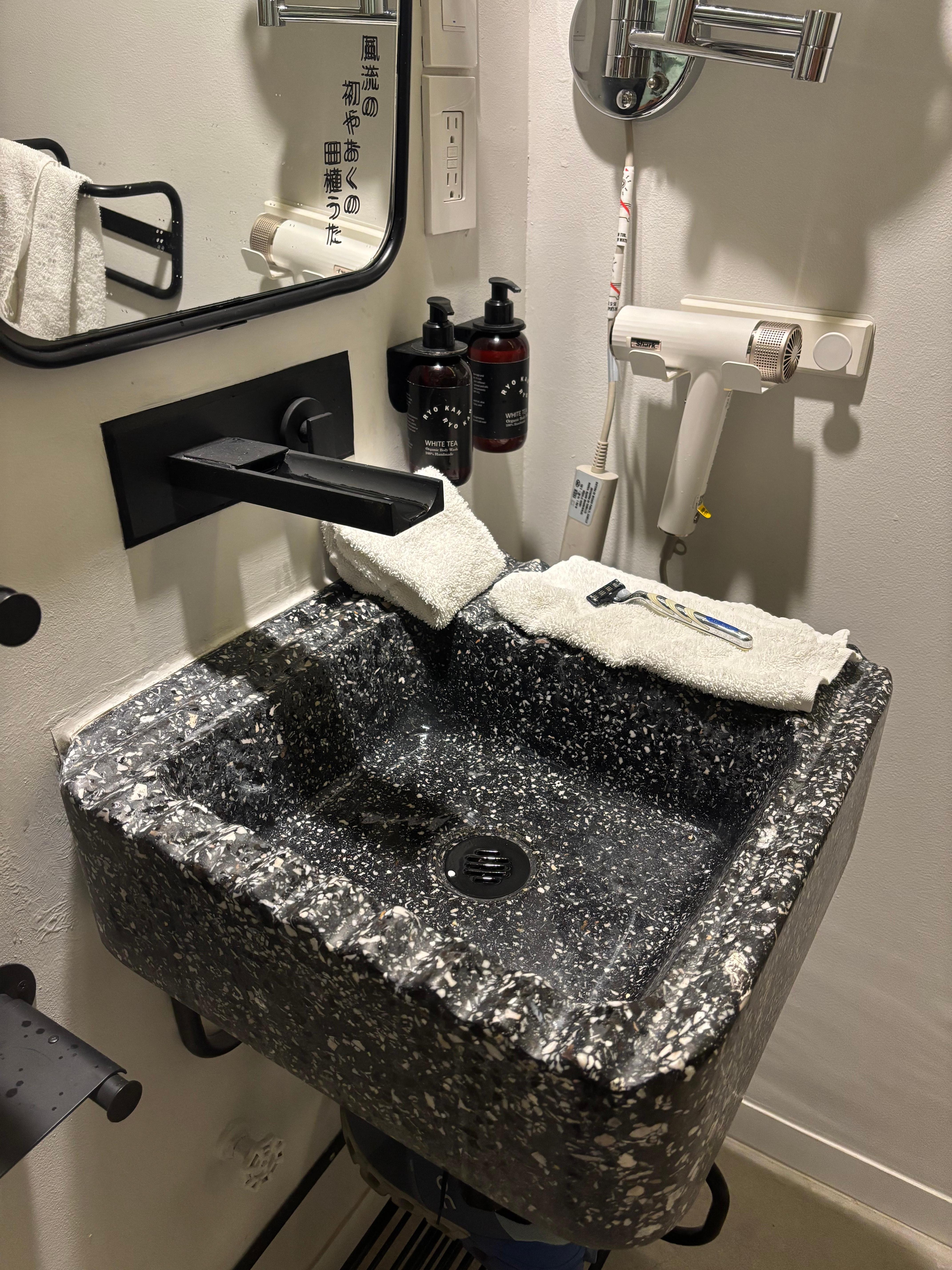 Lavamanos del mismo estilo que la ducha 