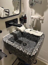 Lavamanos del mismo estilo que la ducha