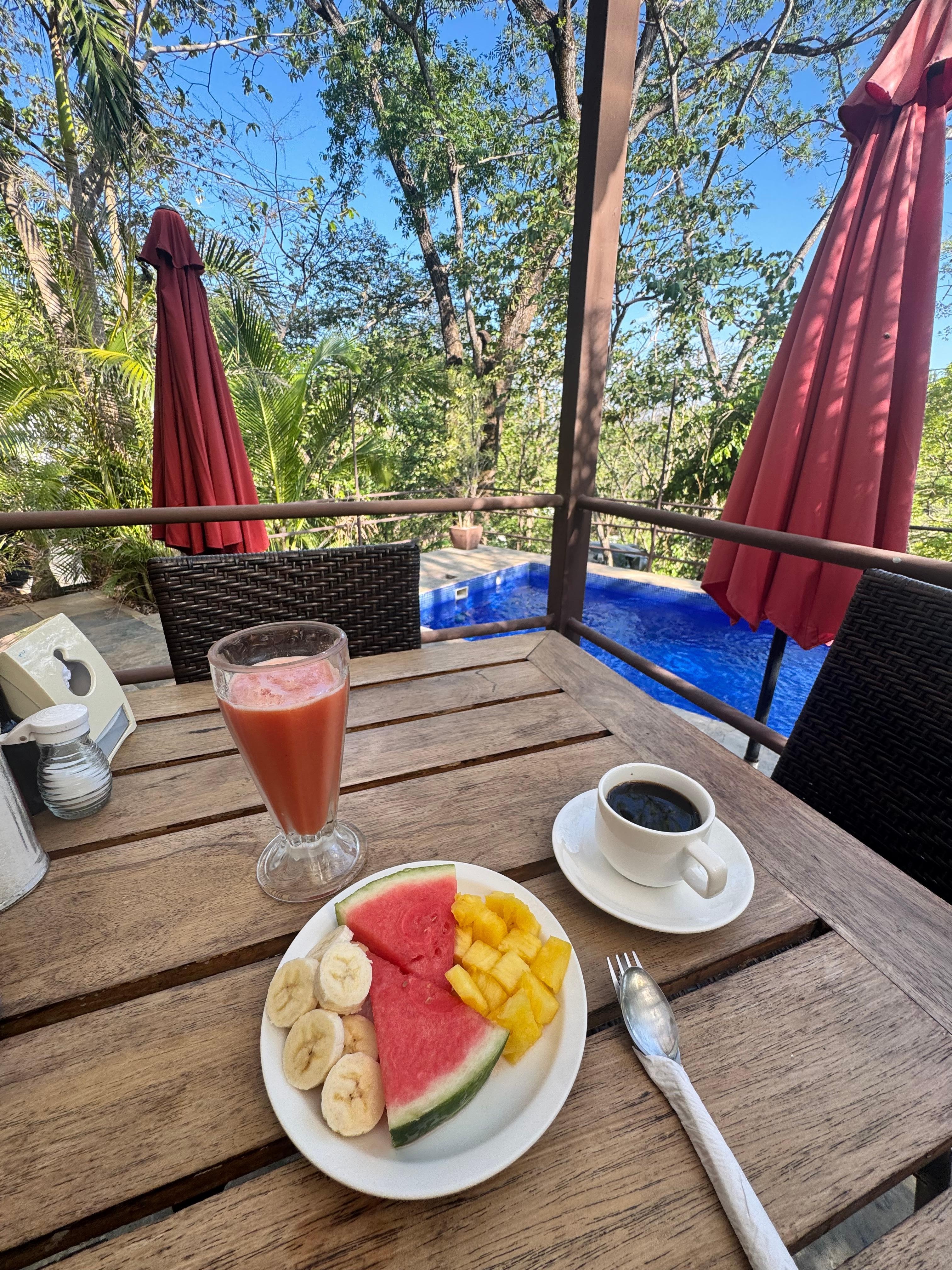 Breakfast was included and delicious. It is not the same as what is shown in the hotels.com pictures though (I asked for the avocado w breakfast as it is shown on the pictures but they don’t offer that, not even for extra fee) 