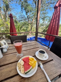 Breakfast was included and delicious. It is not the same as what is shown in the hotels.com pictures though (I asked for the avocado w breakfast as it is shown on the pictures but they don’t offer that, not even for extra fee)