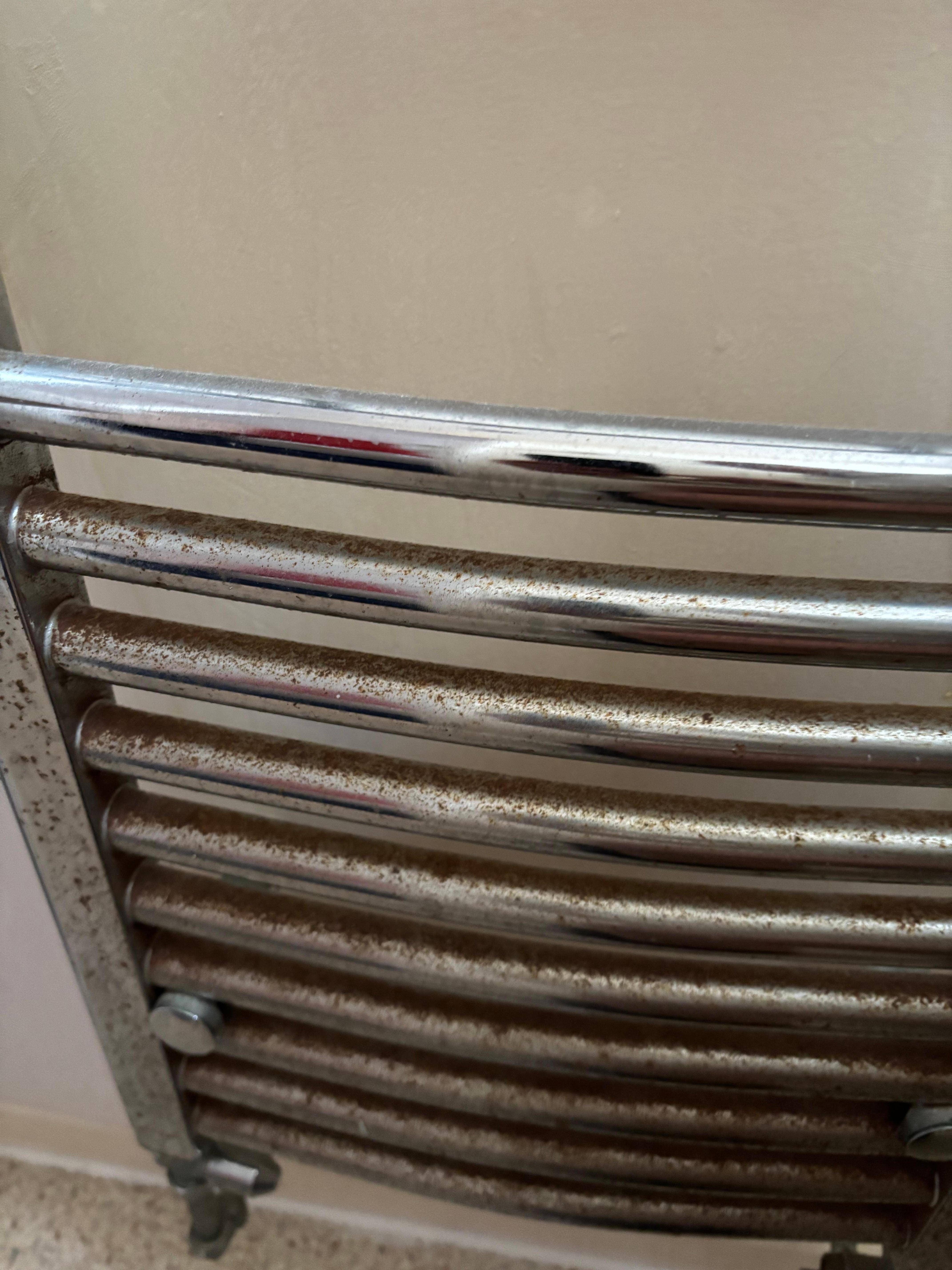 Disgusting radiator next to the toilet 