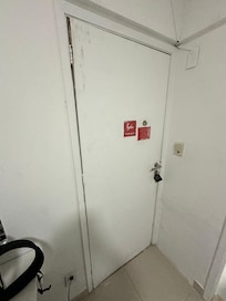 Mofo em todo lugar, além da sensação de insegurança, pois a porta parecia na fechar direito.