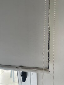 Cortina suja, rasgada e com mal cheiro.