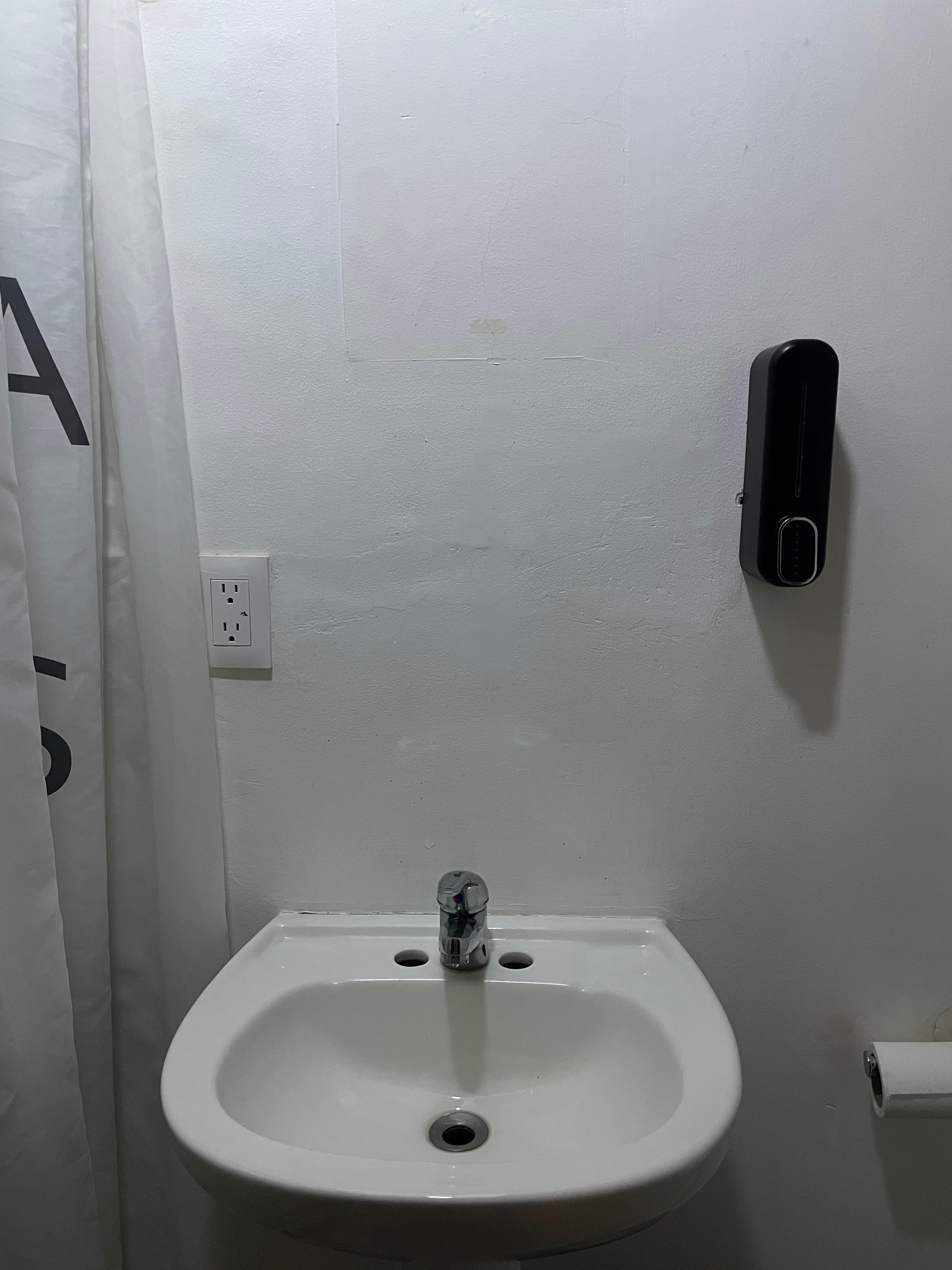 no hay espejo en el baño ni tampoco toallero