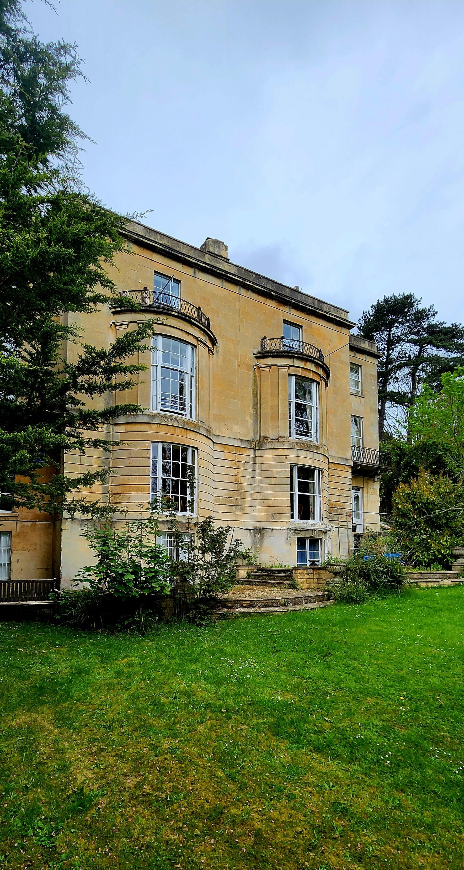 Vista frontal pelo jardim