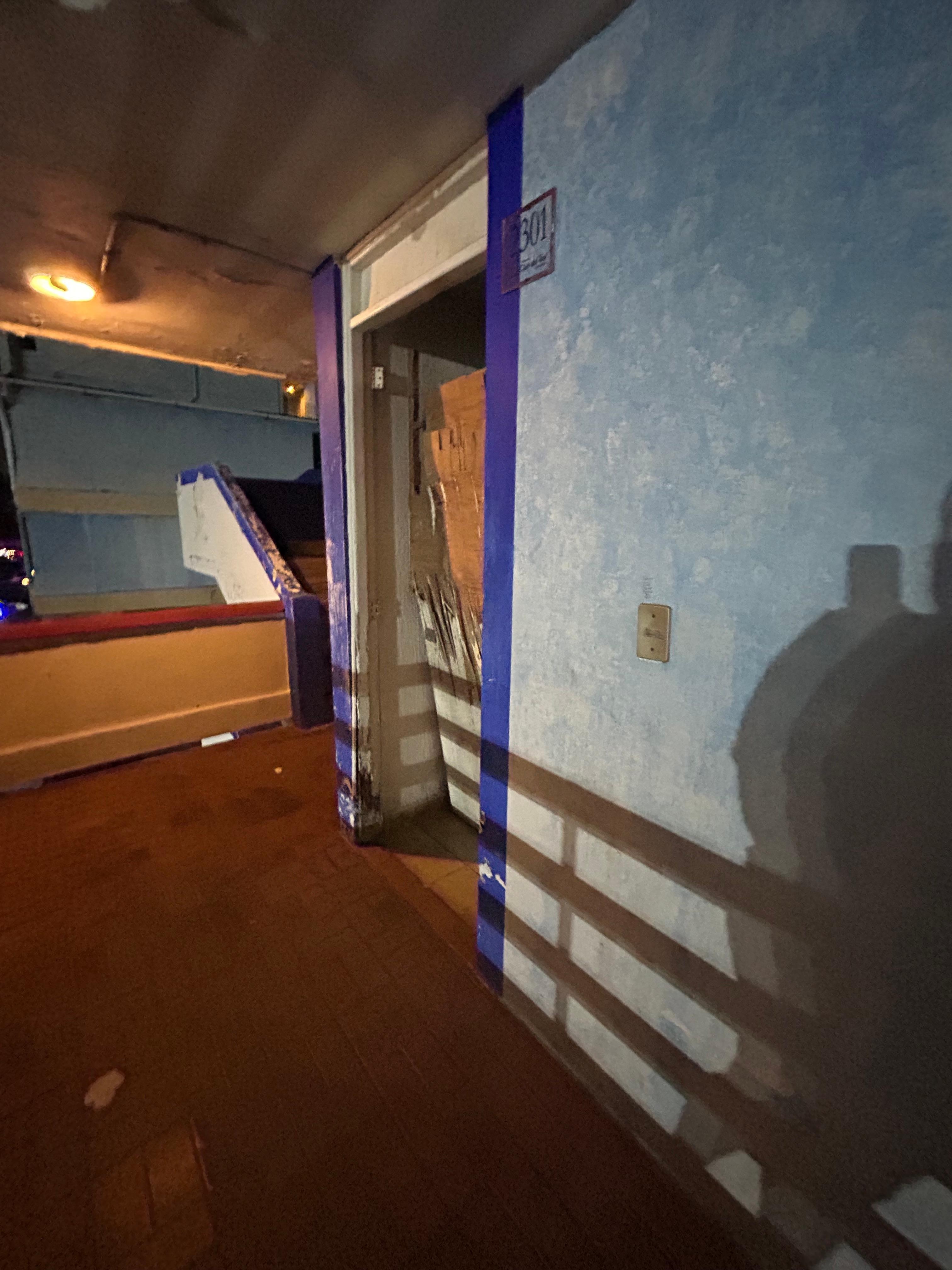 Habitaciones en estas condiciones junto a habitaciones que te rentaban así que con que seguridad uno entra ahi