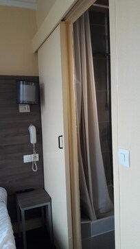 Banheiro a 50 cm da cama