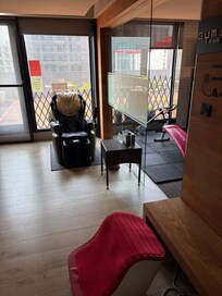 マッサージチェアとその奥がフラワーガーデン