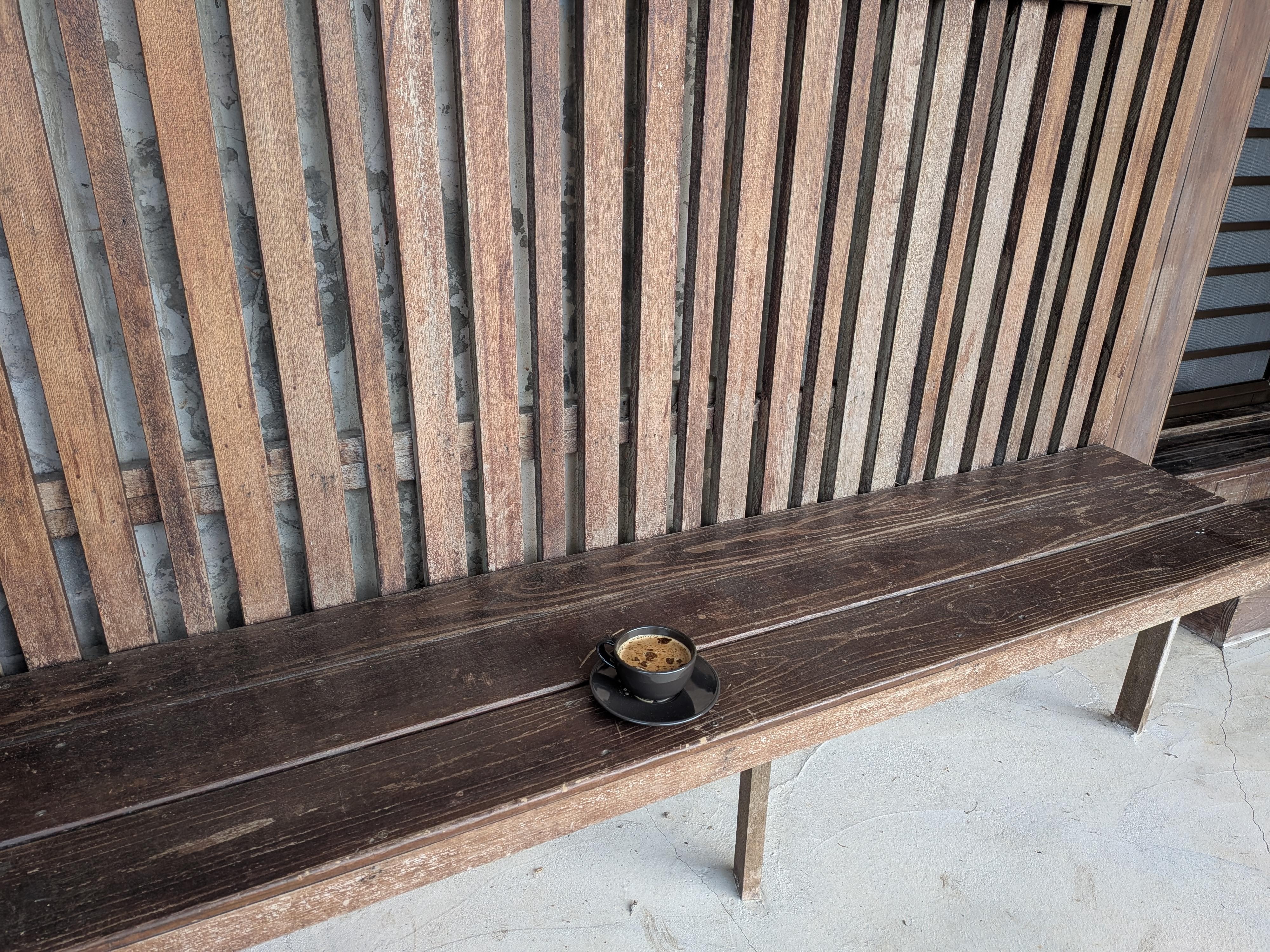 部屋の前の長椅子。ここから海が見えます。