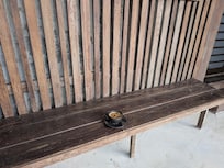 部屋の前の長椅子。ここから海が見えます。