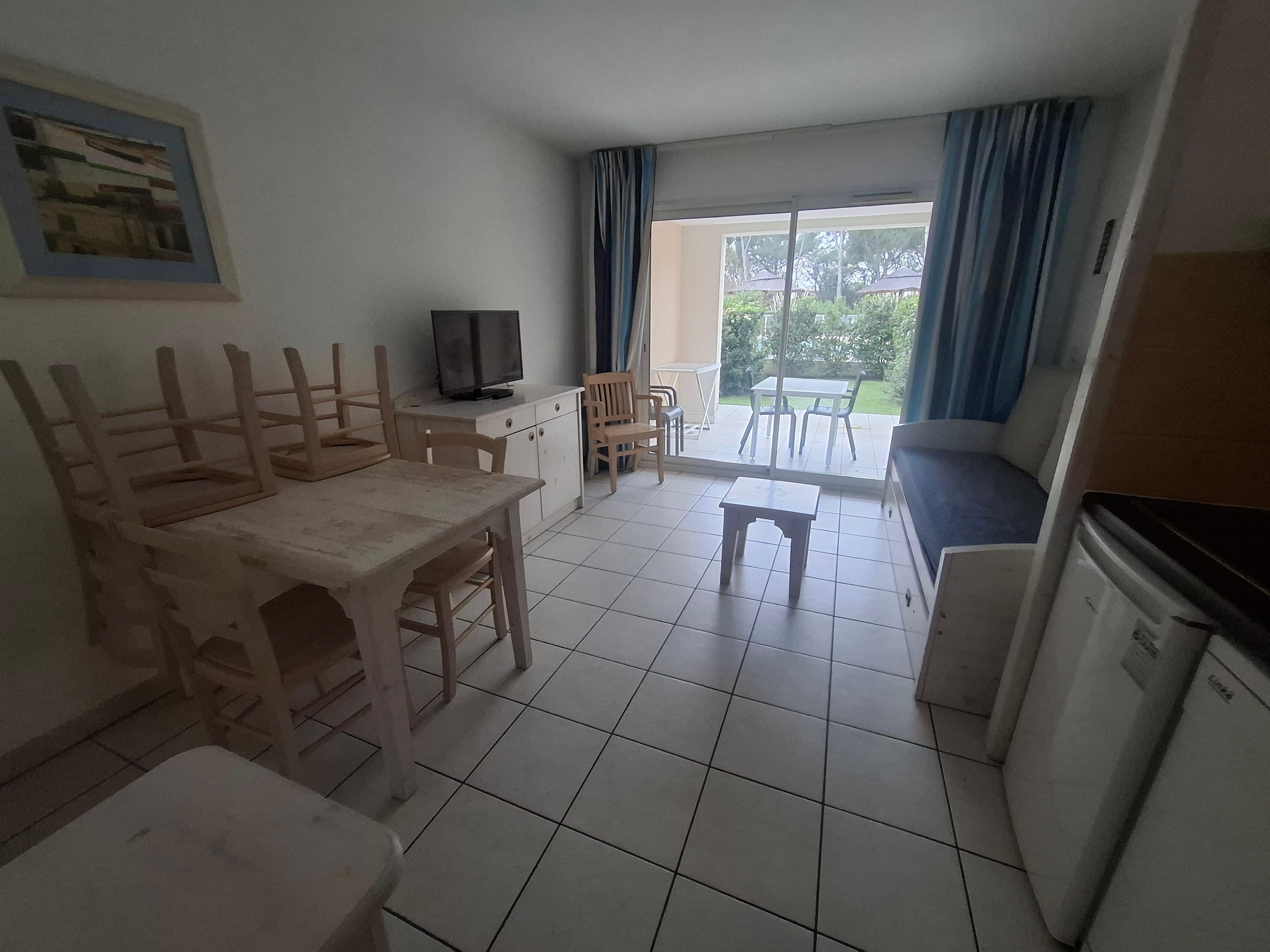 Pièce principale où les chaises étaient sur la table à mon arrivée 