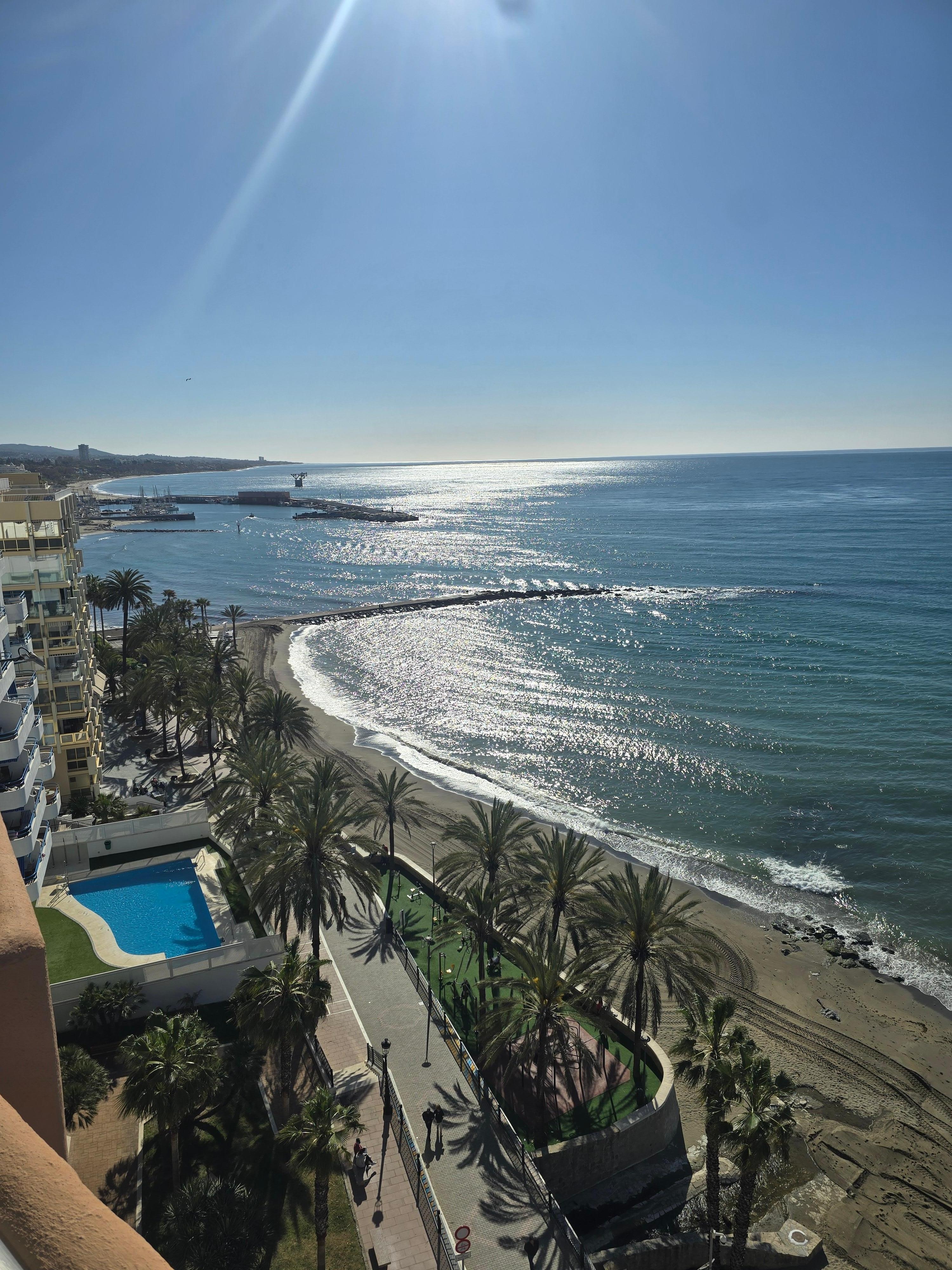 Aamiainen kauniissa maisemassa kattoterassilla