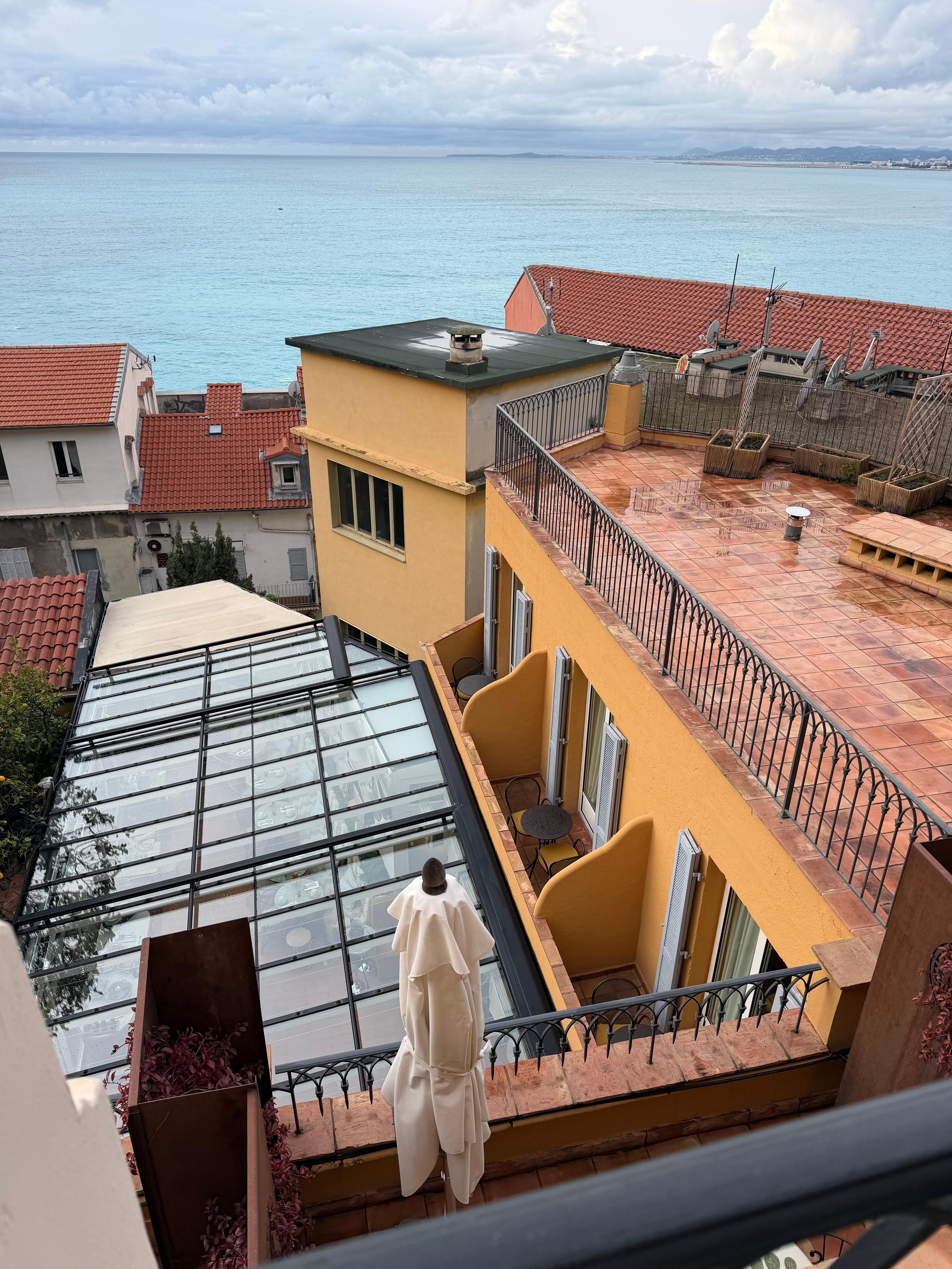 Vue balcon de la chambre sur restaurant