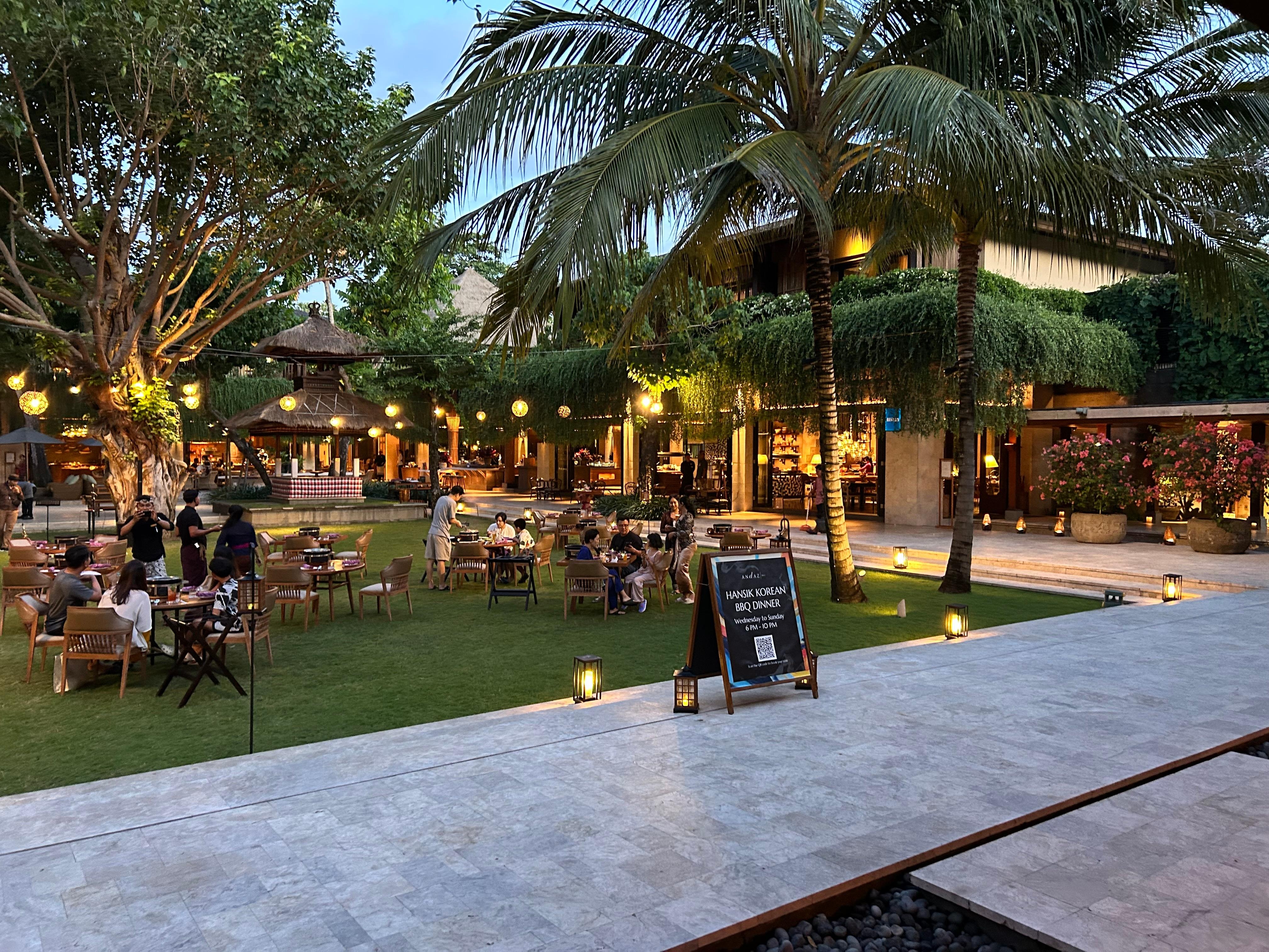 レストラン、ラウンジに囲まれた中庭の雰囲気がいい