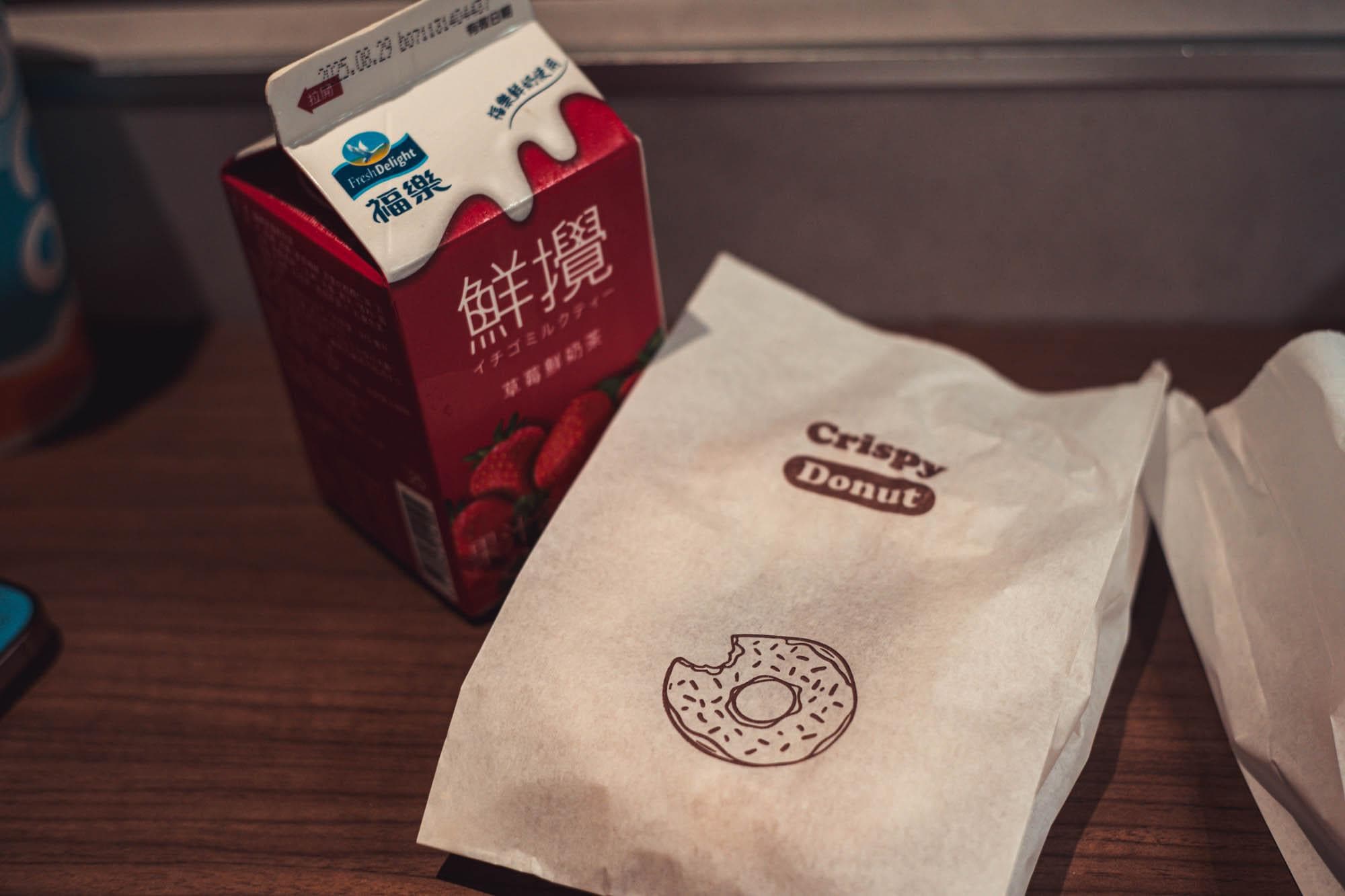 部屋で食べた、ホテル近くのお店で買ったドーナツ