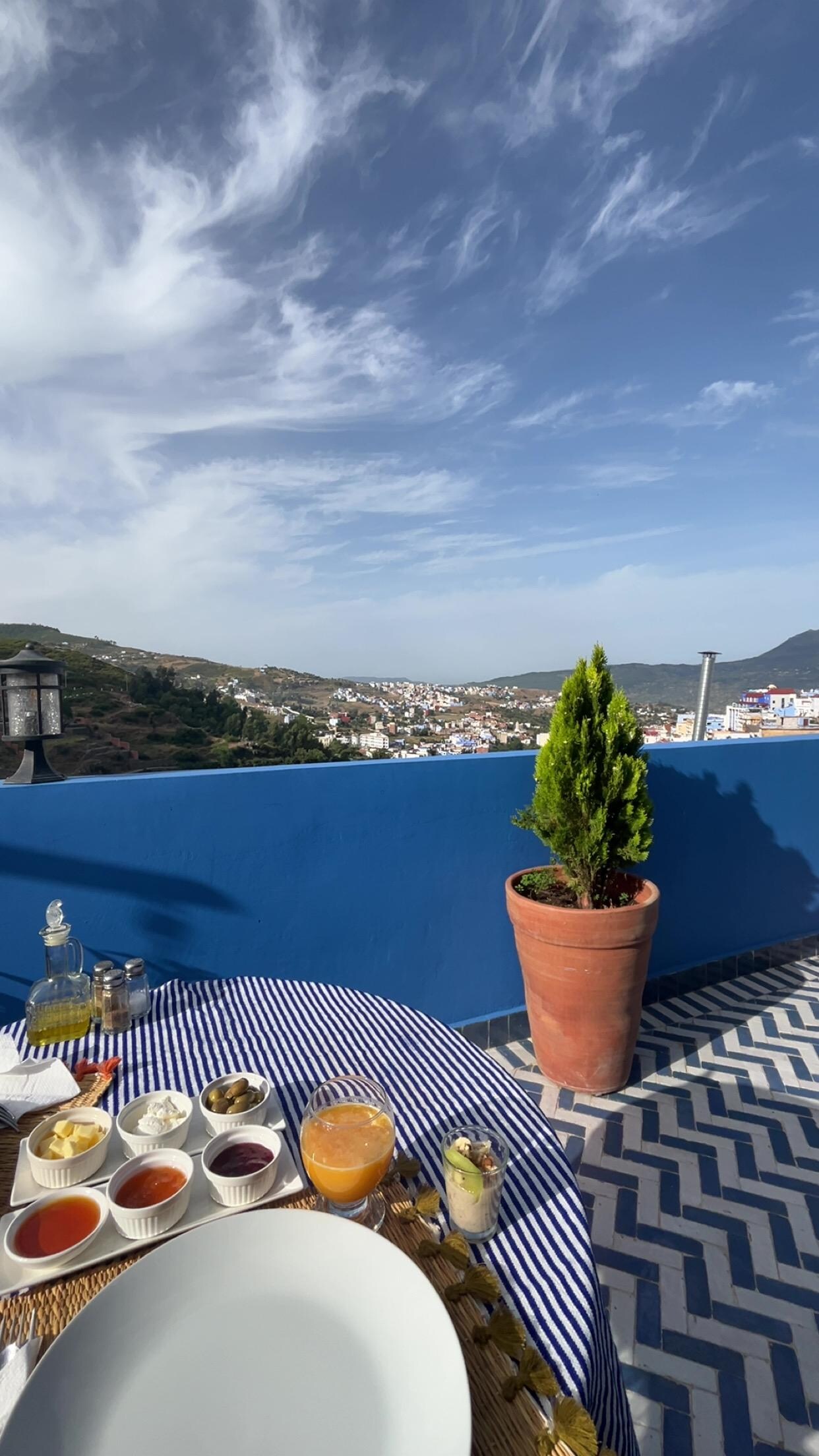 Petit déjeuner sur la terrasse 
