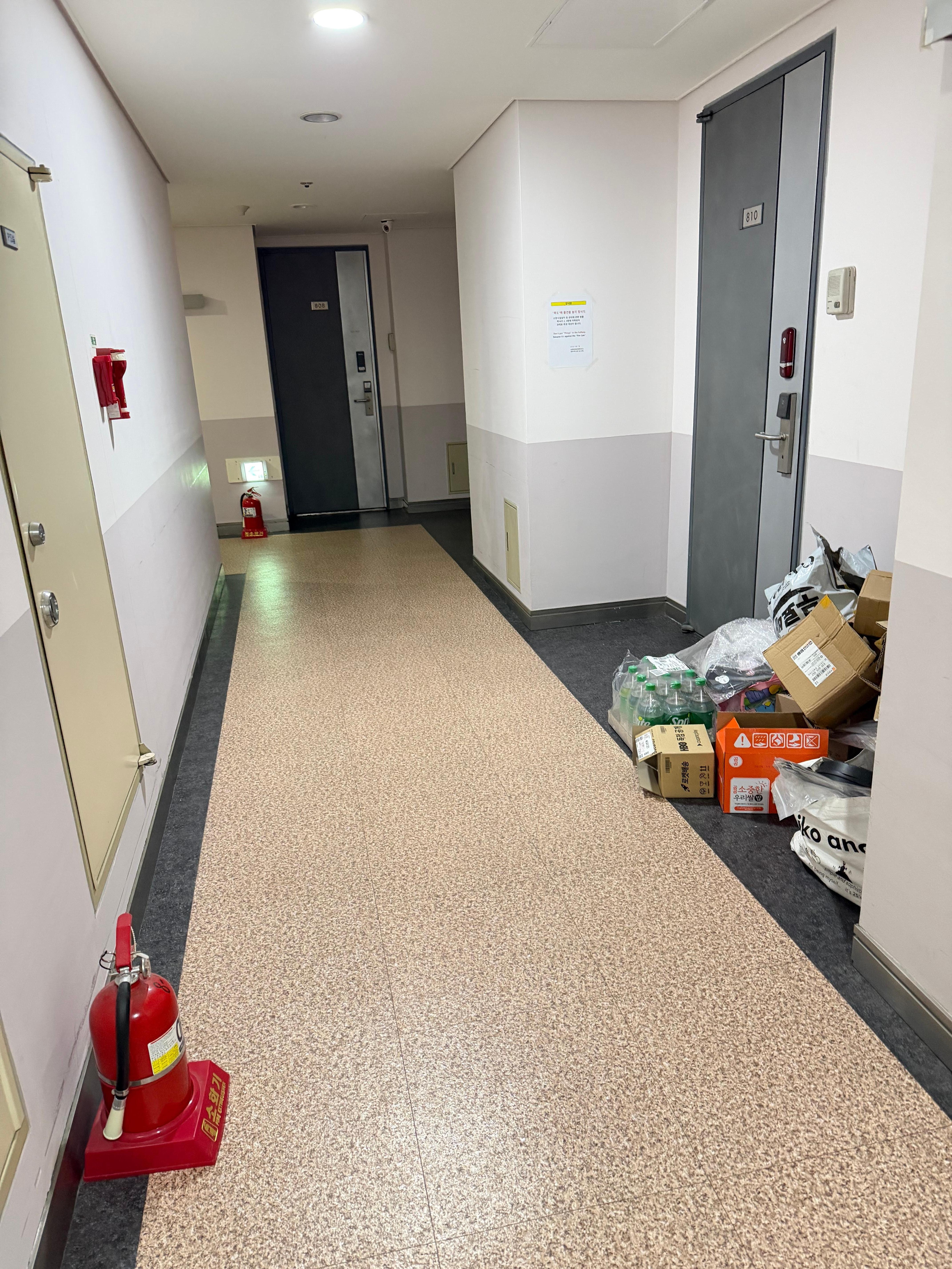 隔離户門口滿佈貨物